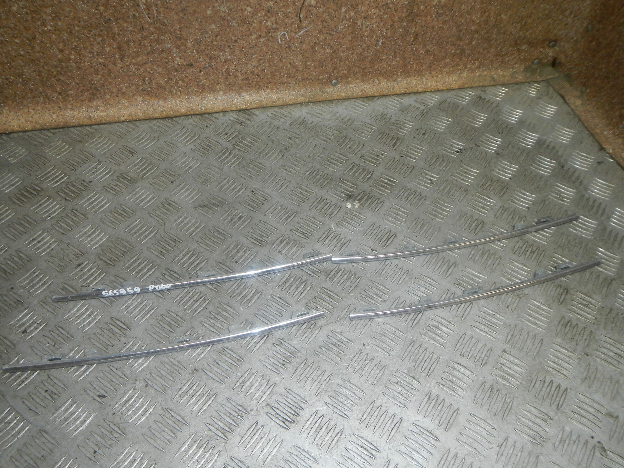 Б/У Накладка на решетку радиатора, Volkswagen (Фольксваген)-POLO (SED RUS) (11-) VOLKSWAGEN POLO (Sed RUS) (11-) -15. хро...