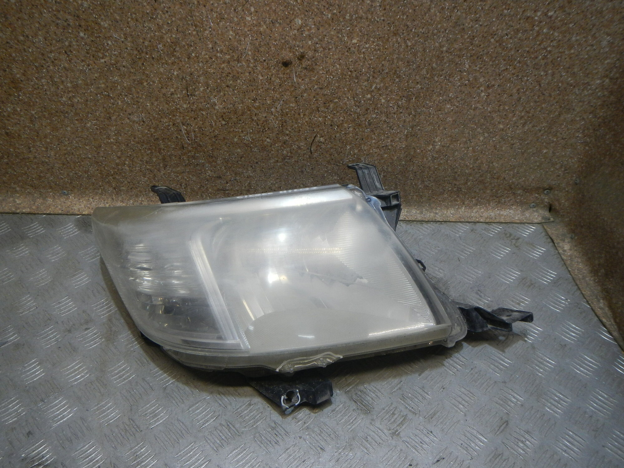 Б/У Фара правая, Toyota (Тойота)-HILUX PICK-UP (05-15) TOYOTA HILUX PICK-UP (05-15) 11-, галоген Трещина на стекле, слома...