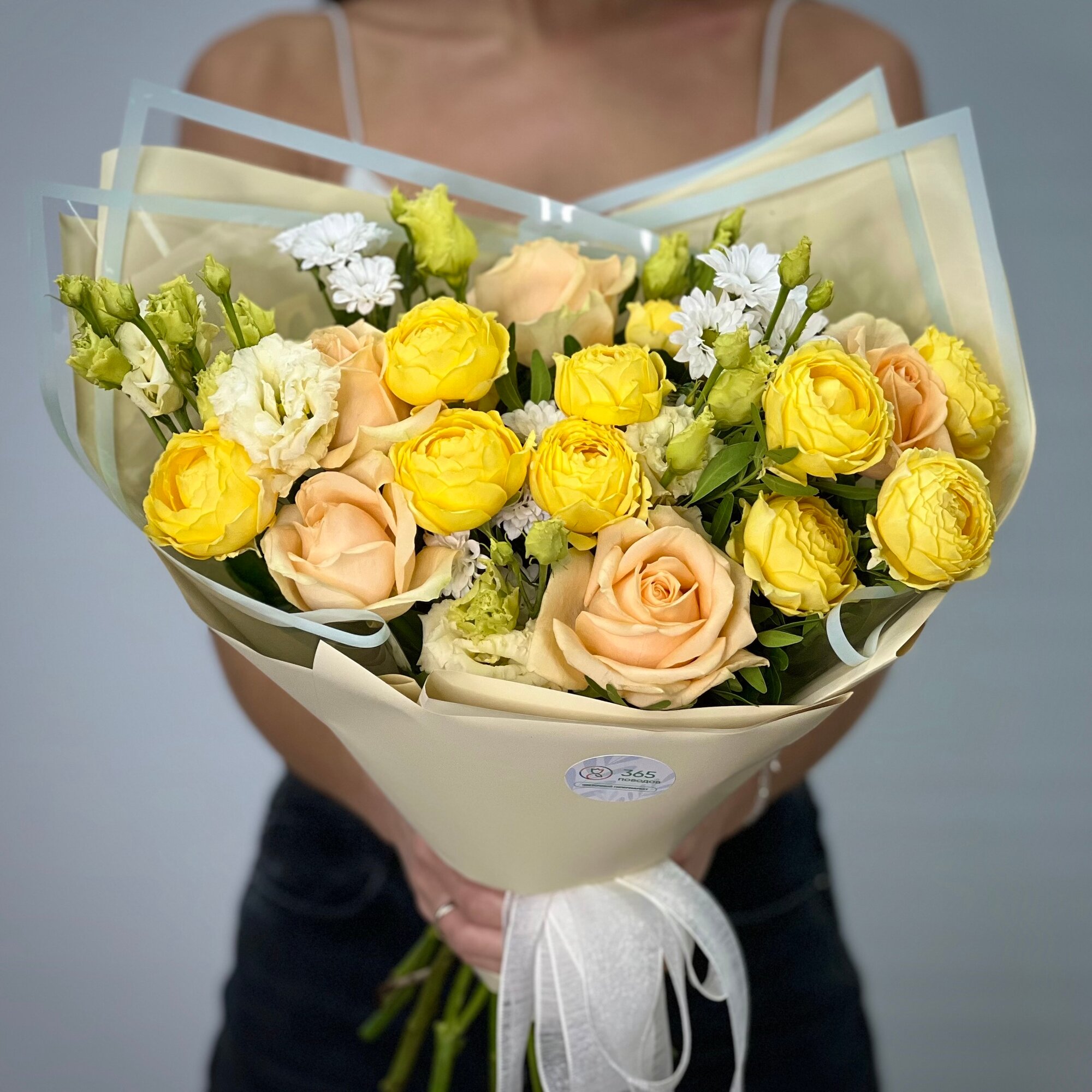 Букет Весна в стильной упаковке. «365 Поводов» - живые цветы с доставкой