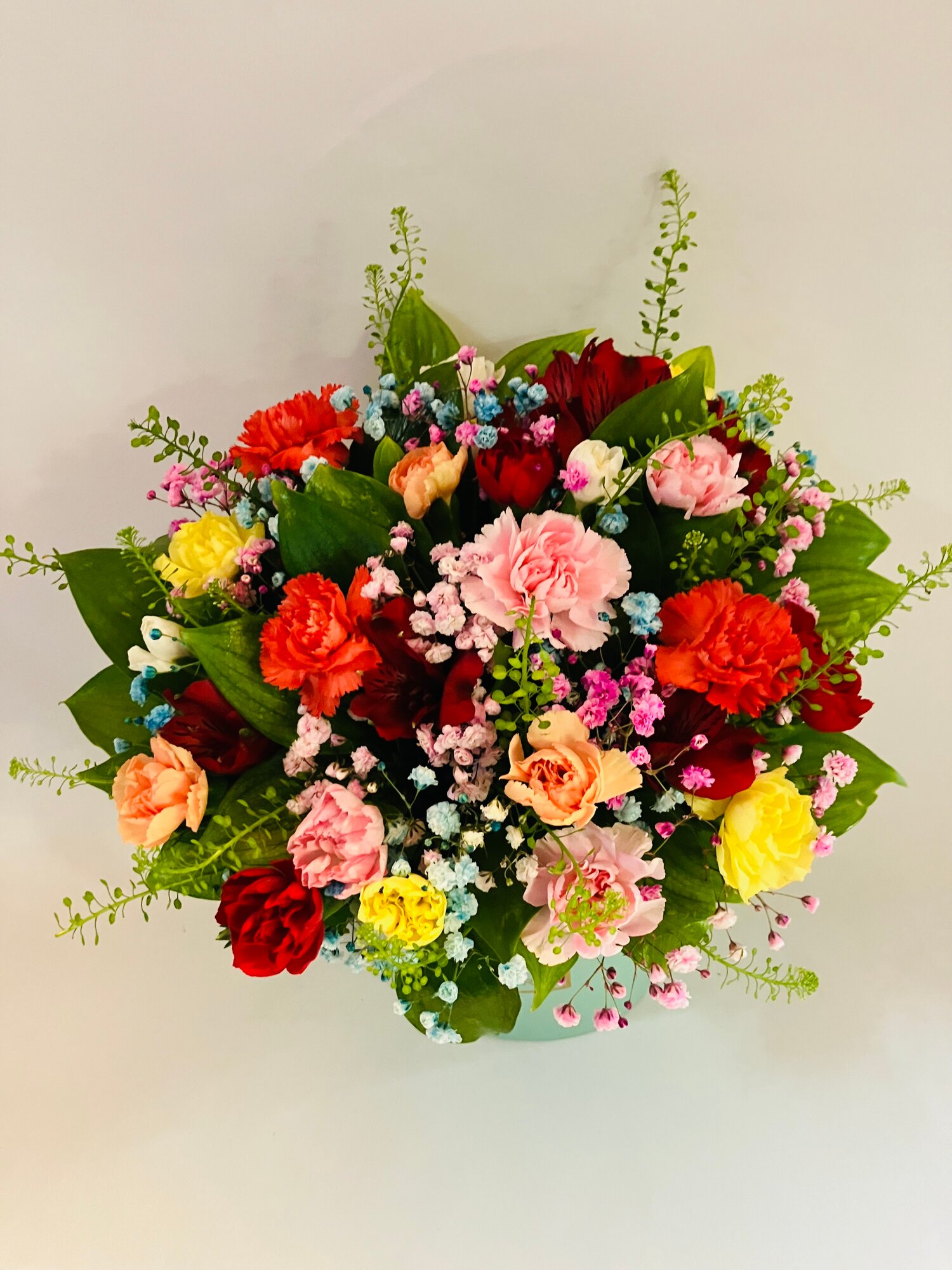 Букет композиция из кустовых гвоздик в коробке Мейсон-тиффани, с красной альстромерией.