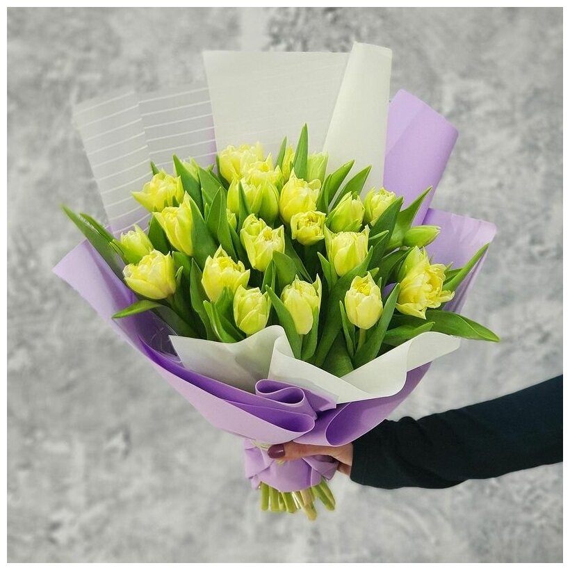 Стильный букет из светло желтых тюльпанов в дизайнерской упаковке