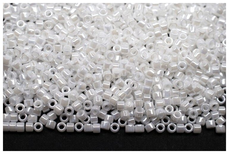 Бисер японский TOHO AIKO цилиндрический 11/0 #0121 белый, глянцевый непрозрачный, 5 грамм