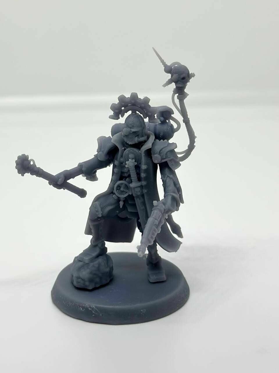 Миниатюра Skitarii Marshal из вселенной Warhammer 40000.