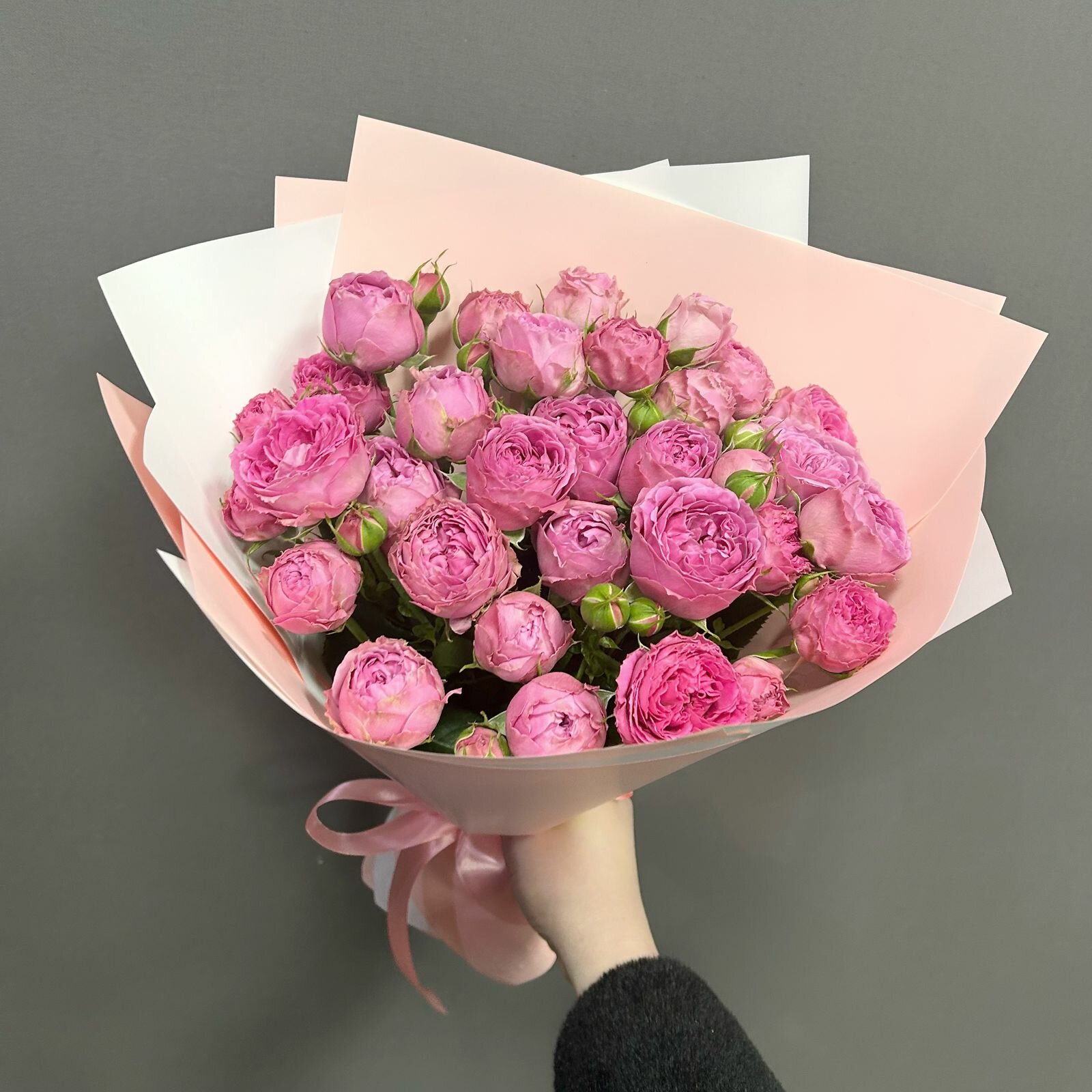 Монобукет FLOWELLE "Мисти Баблз", пионовидные розы, на стеблях, 9 веток
