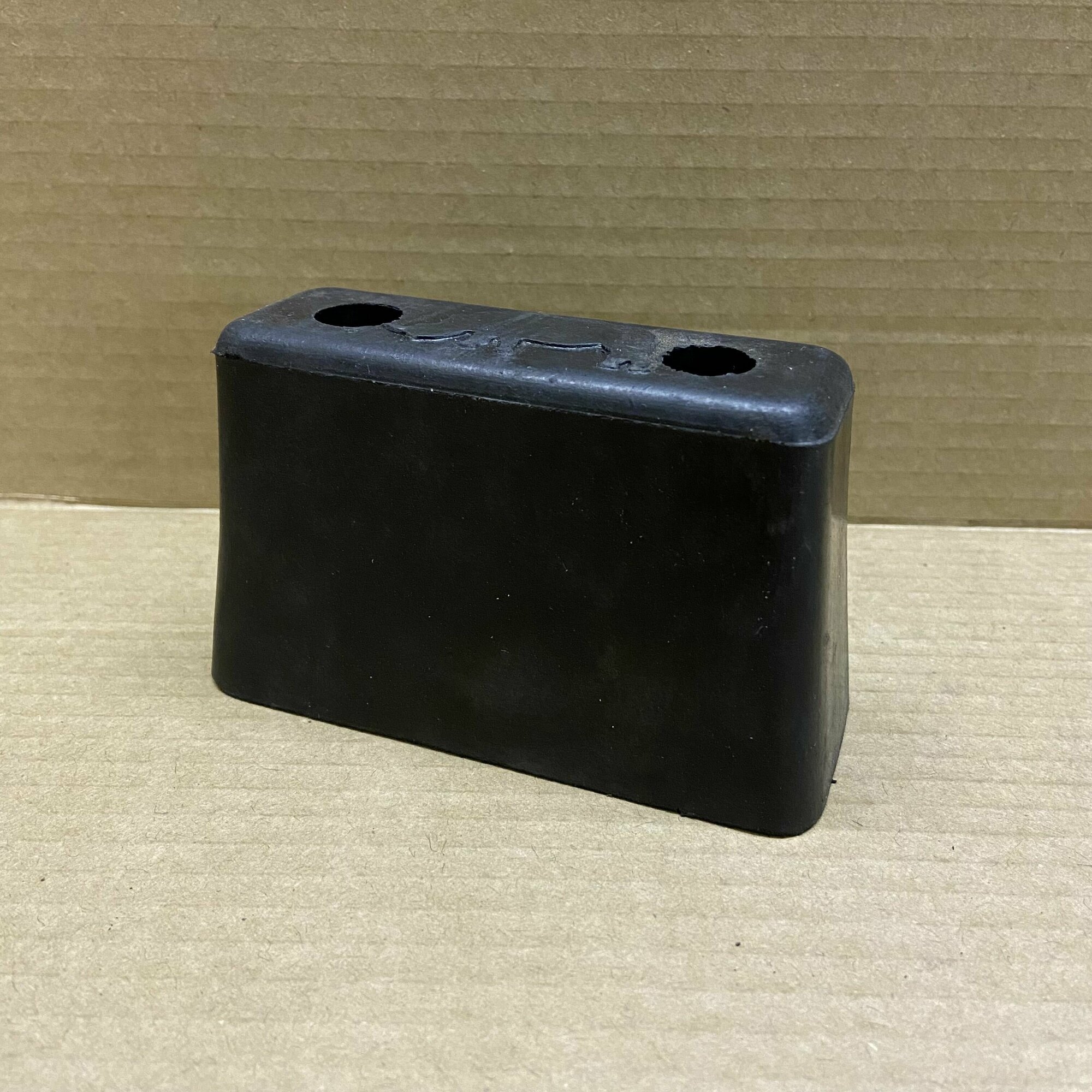 Отбойник (буфер) резиновый 120х50х70, между отверстиями 62 мм. 1989
