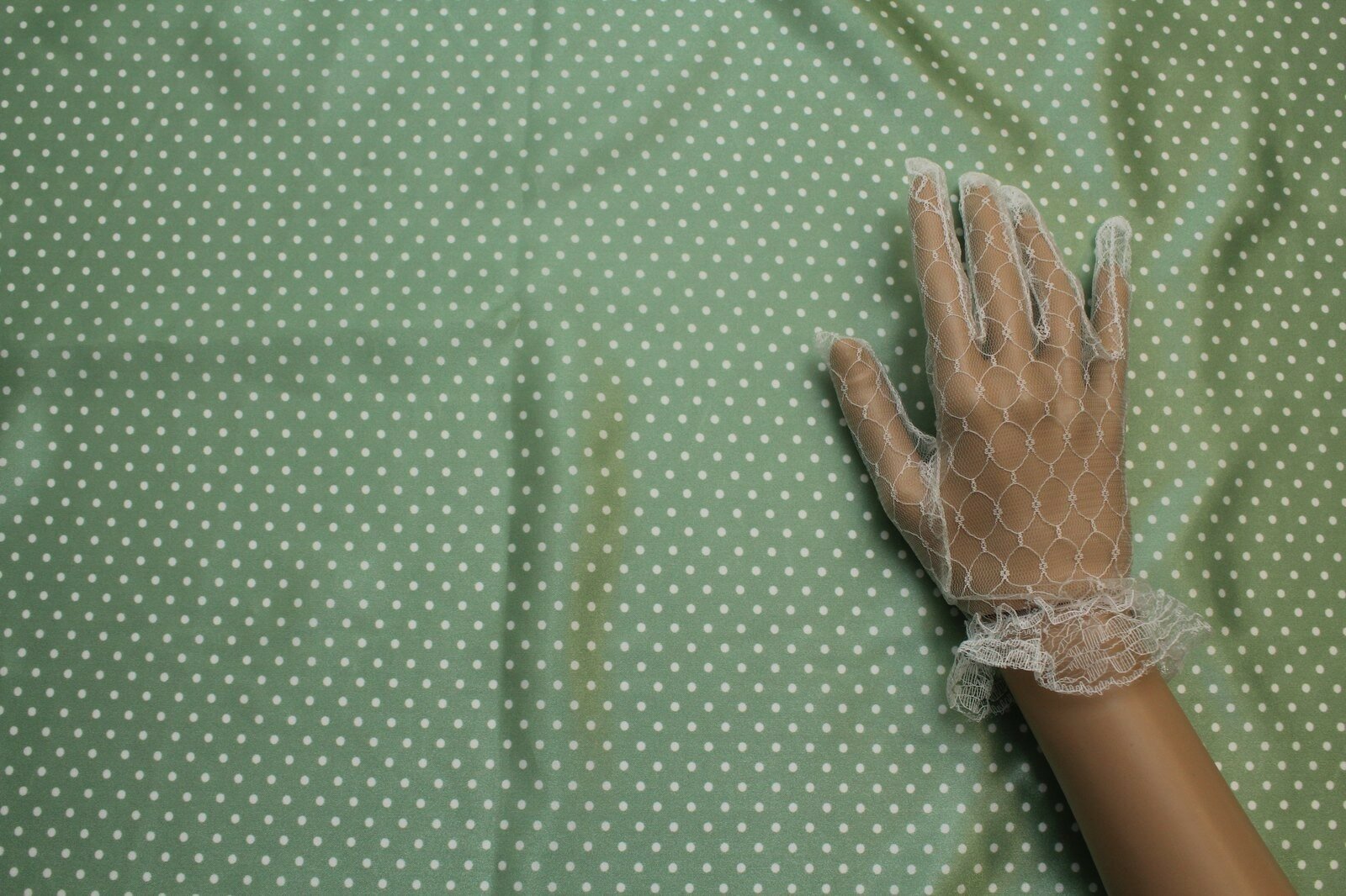 Ткань Атлас зелёный в белый горошек, ш145см, 0,5 м