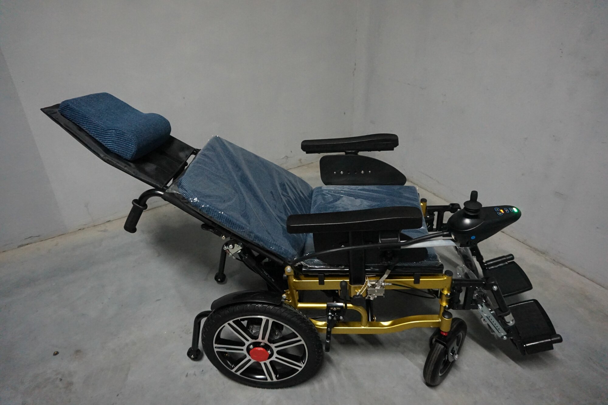 Кресло коляска инвалидная электрическая motion energy GFD028 с наклоном спинки и амортизаторами