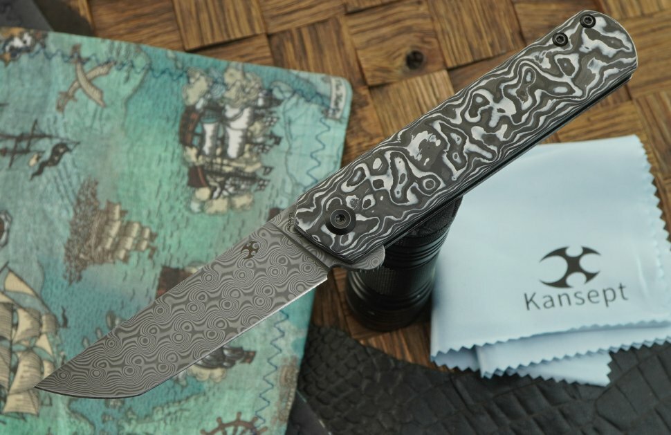 Складной нож Kansept Knives Foosa, клинок дамаск, рукоять черно-белый карбон