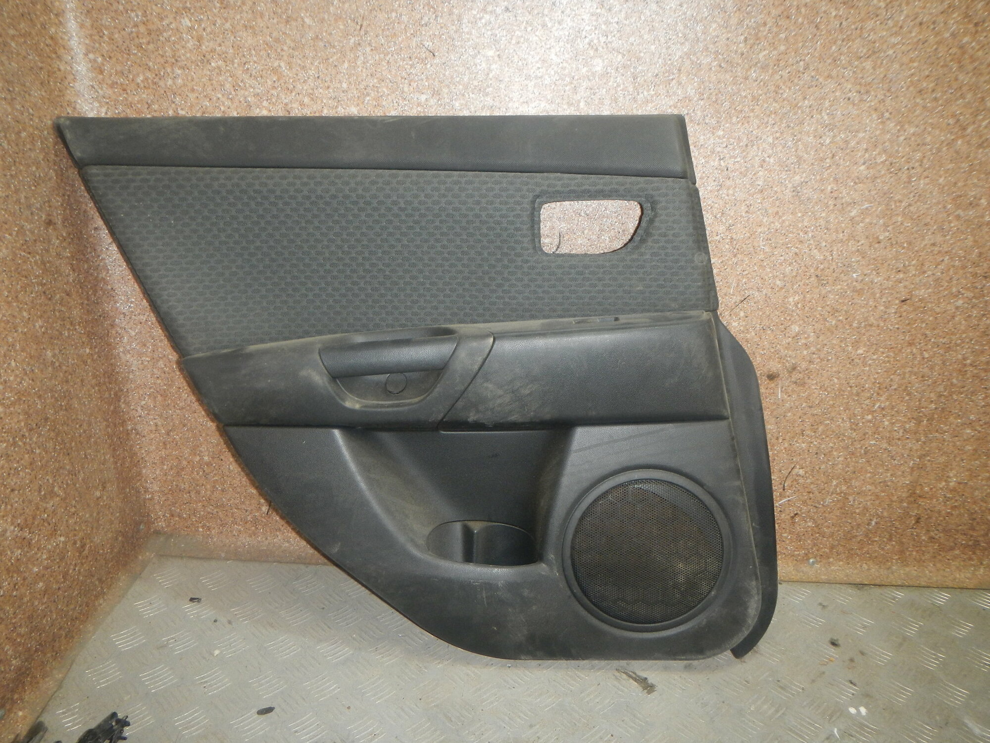 Б/У Обшивка двери задней левой, Mazda (Мазда)-3 (BK) (02-09) MAZDA 3 (BK) (02-09) с кнопкой Царапины, потертости. 560178 ...