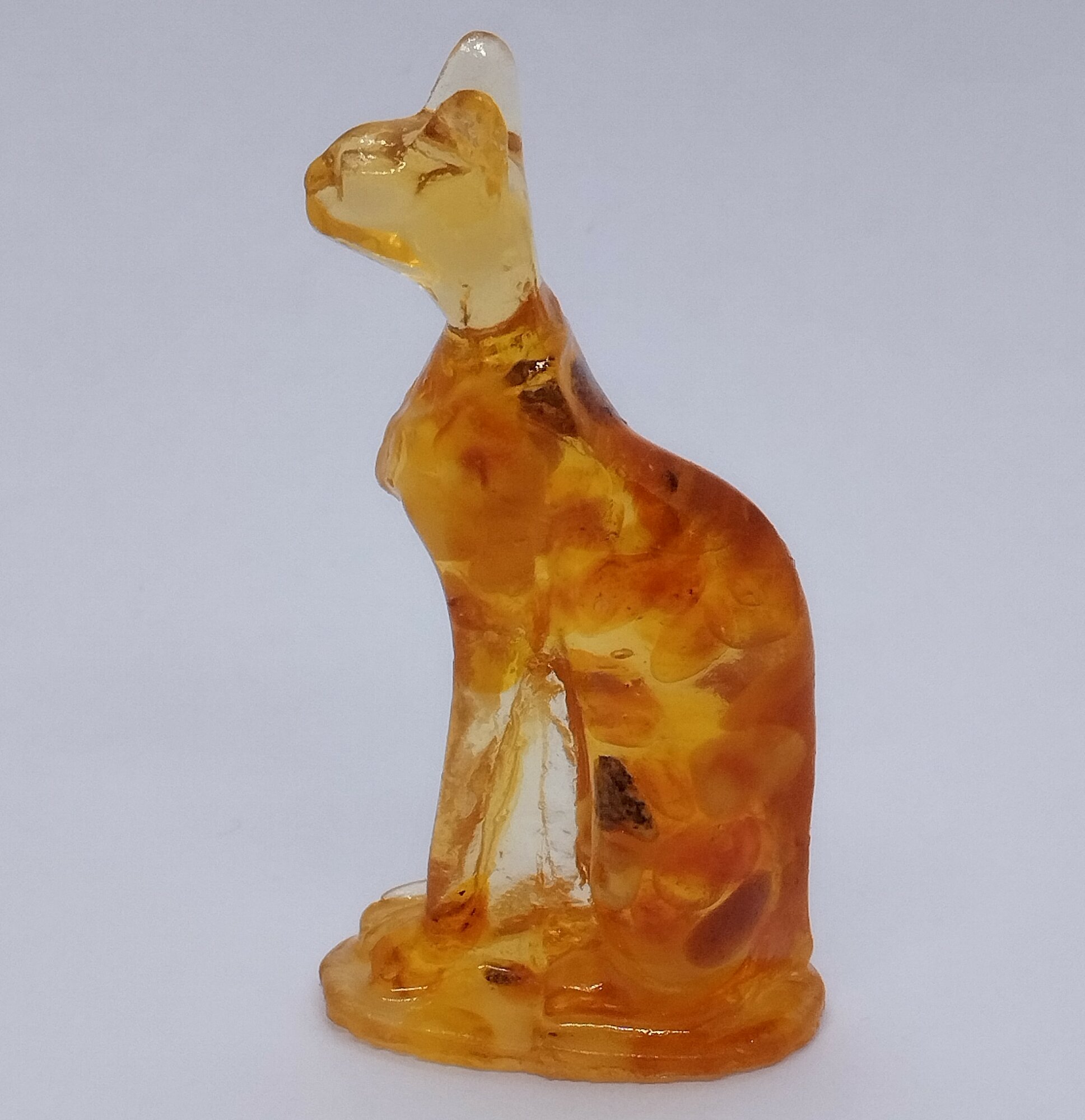 Янтарная фигурка Кошка сфинкс, 20 г.