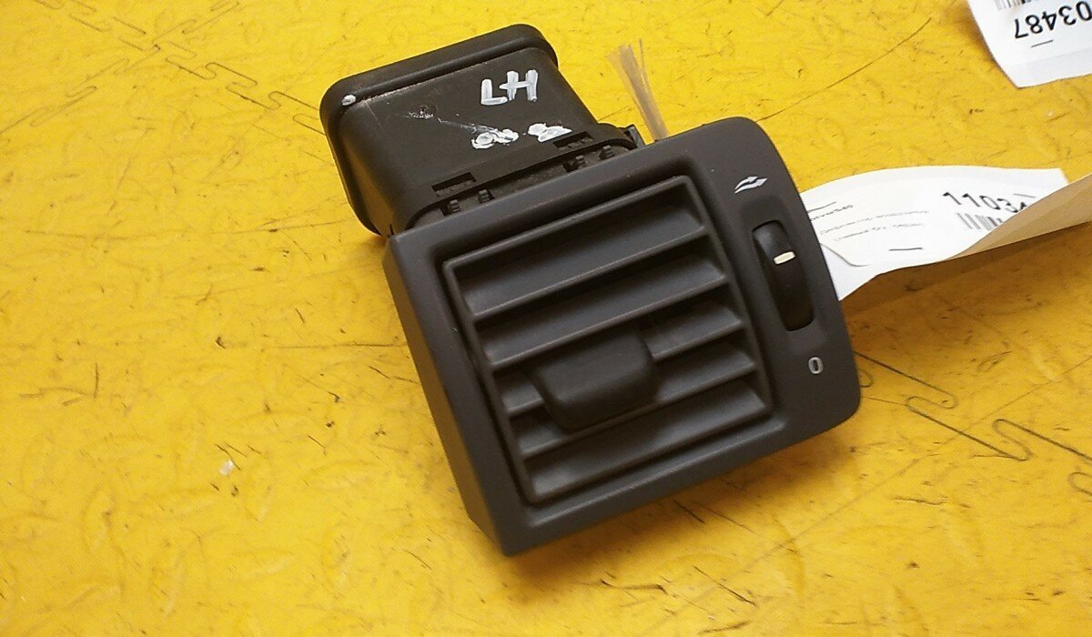 Дефлектор воздушный S40 Volvo 39893705