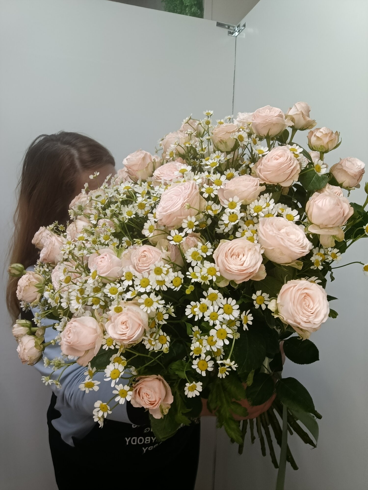 Букет ромашек и пионовых роз "Кустовые", бренд "20 и 15", под ленту