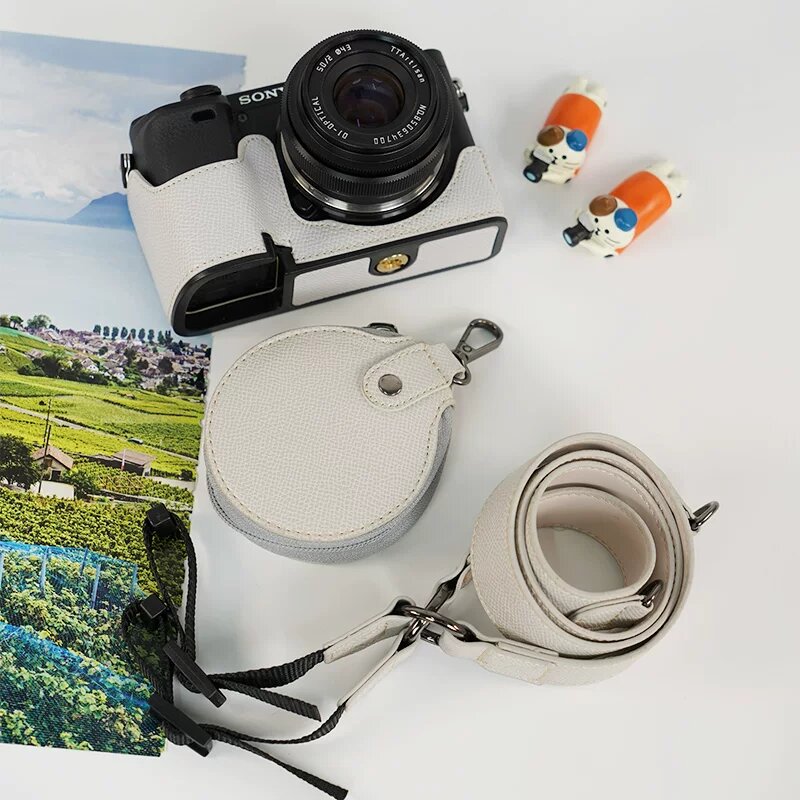 Софт-кейс для Sony A6000/A6100/A6300/A6400 с окном, серый цвет, включает плечевой ремешок, держатель карт и бесплатное