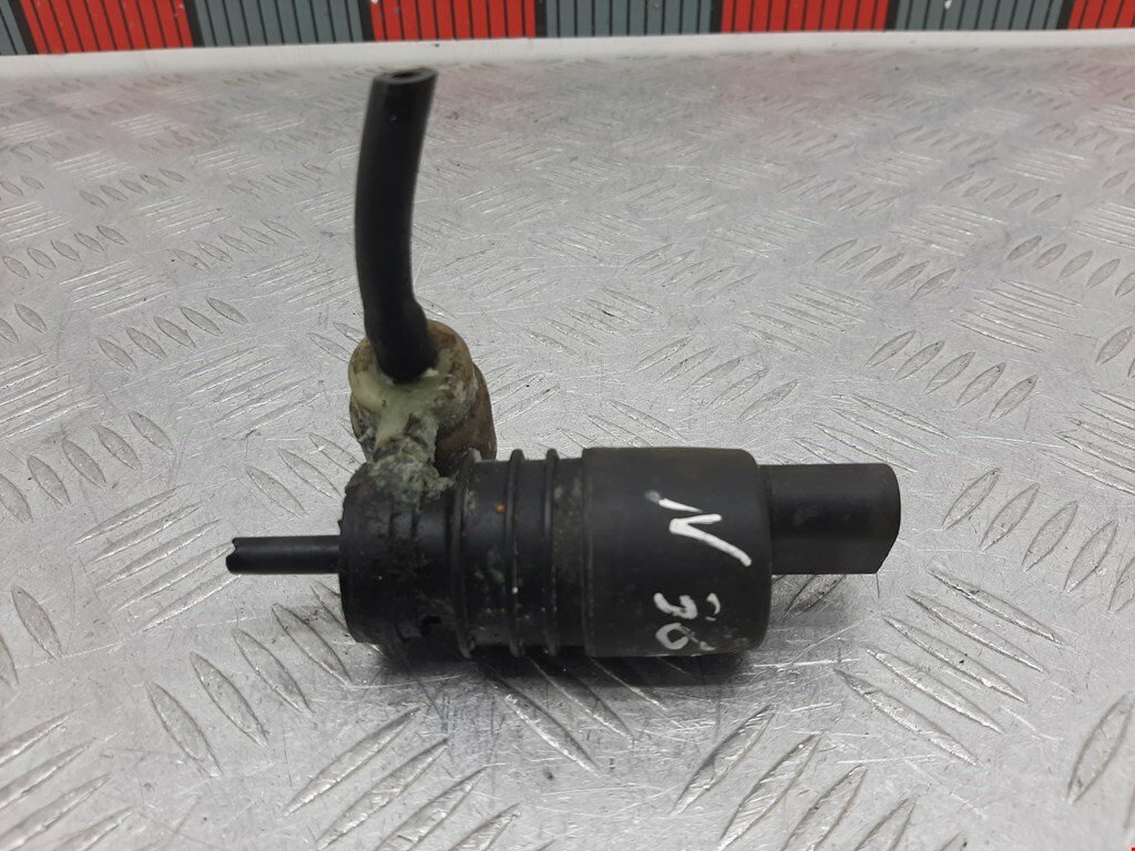 Насос (моторчик) омывателя Volkswagen Passat 5 048105323B арт. 2093969