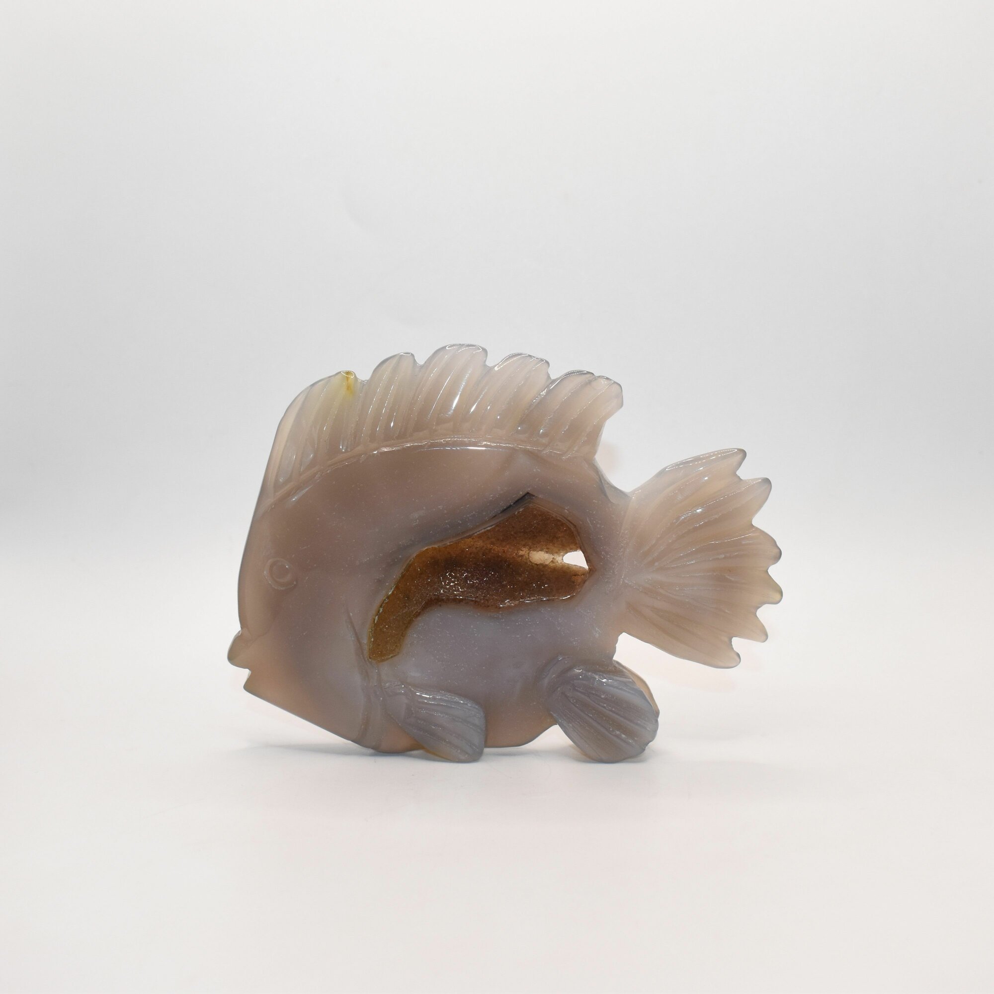 Резная рыбка из камня Агат с прокварцованной жеодой. 252 г, Бразилия