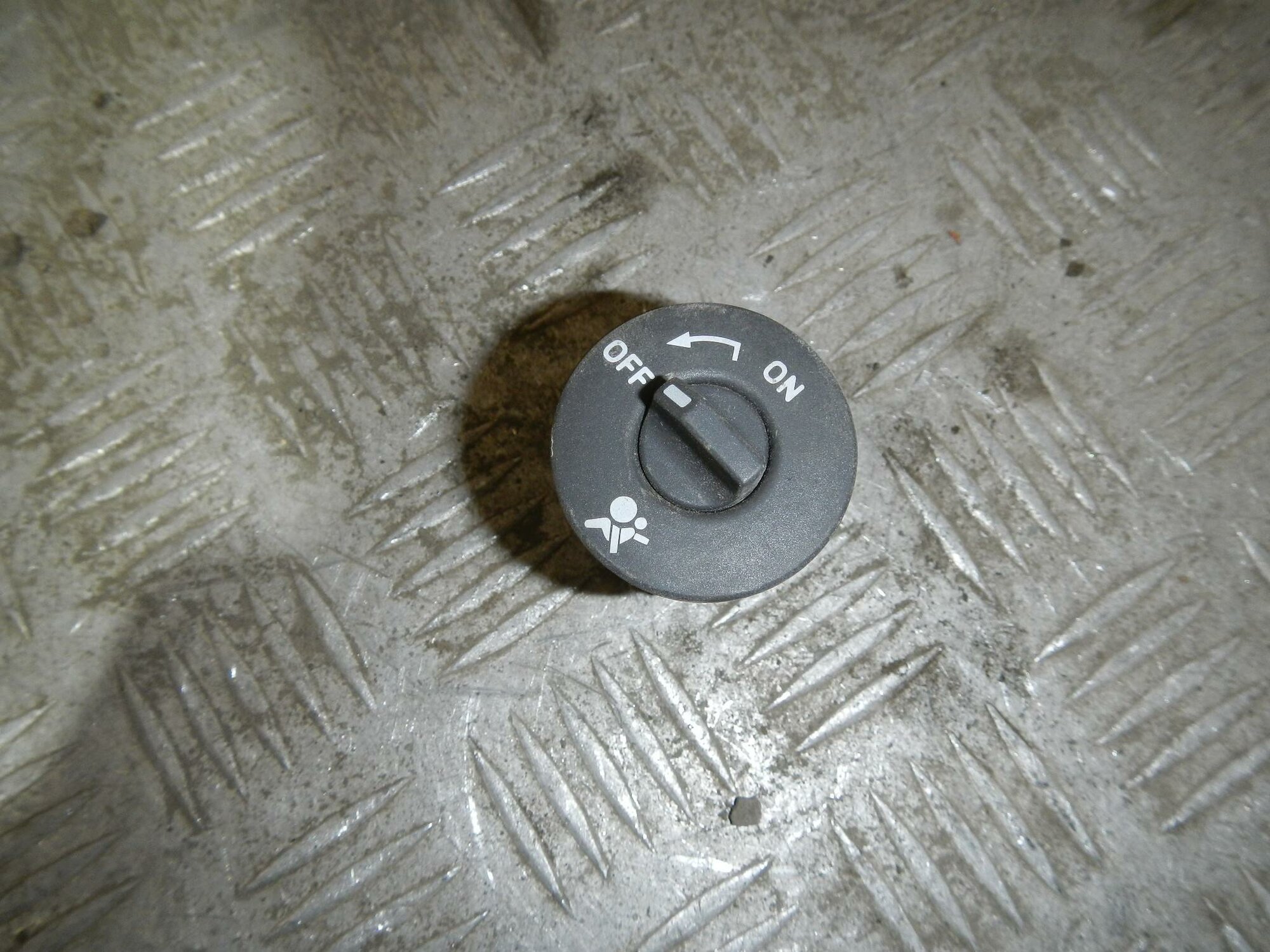 Б/У Кнопка, Renault (Рено)-LOGAN (05-) RENAULT LOGAN (05-) Выключатель пассажирской AIR BAG. без повреждений. 503234 RENA...