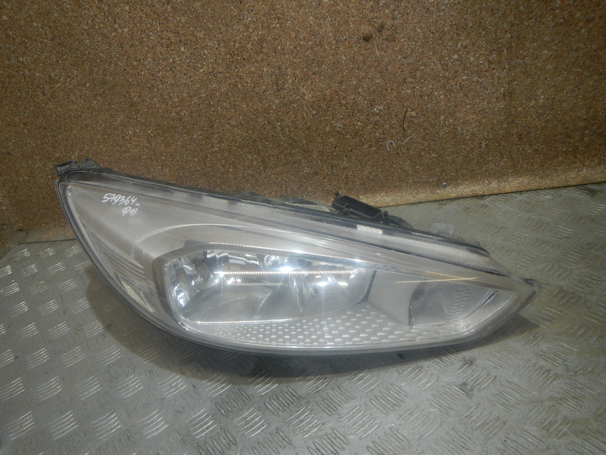 Б/У Фара правая, Ford (Форд)-FOCUS 3 (11-19) FORD FOCUS 3 (11-19) 14- Царапины, сломано 2 крепления, следы ремонта. 57936...