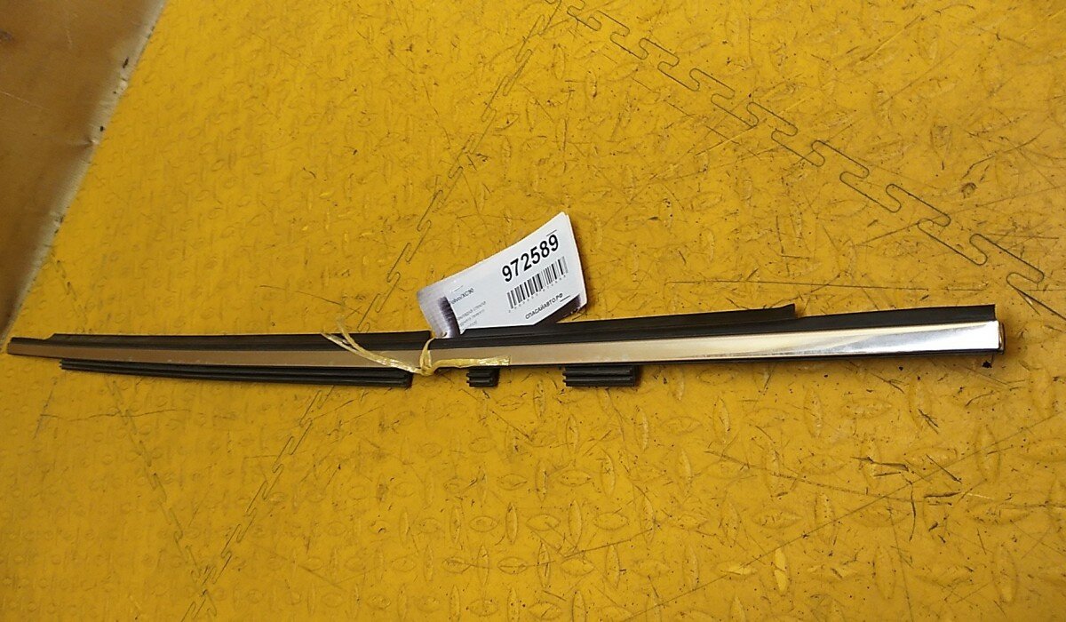 Накладка стекла заднего левого (бархотка) XC90 Volvo 30753852