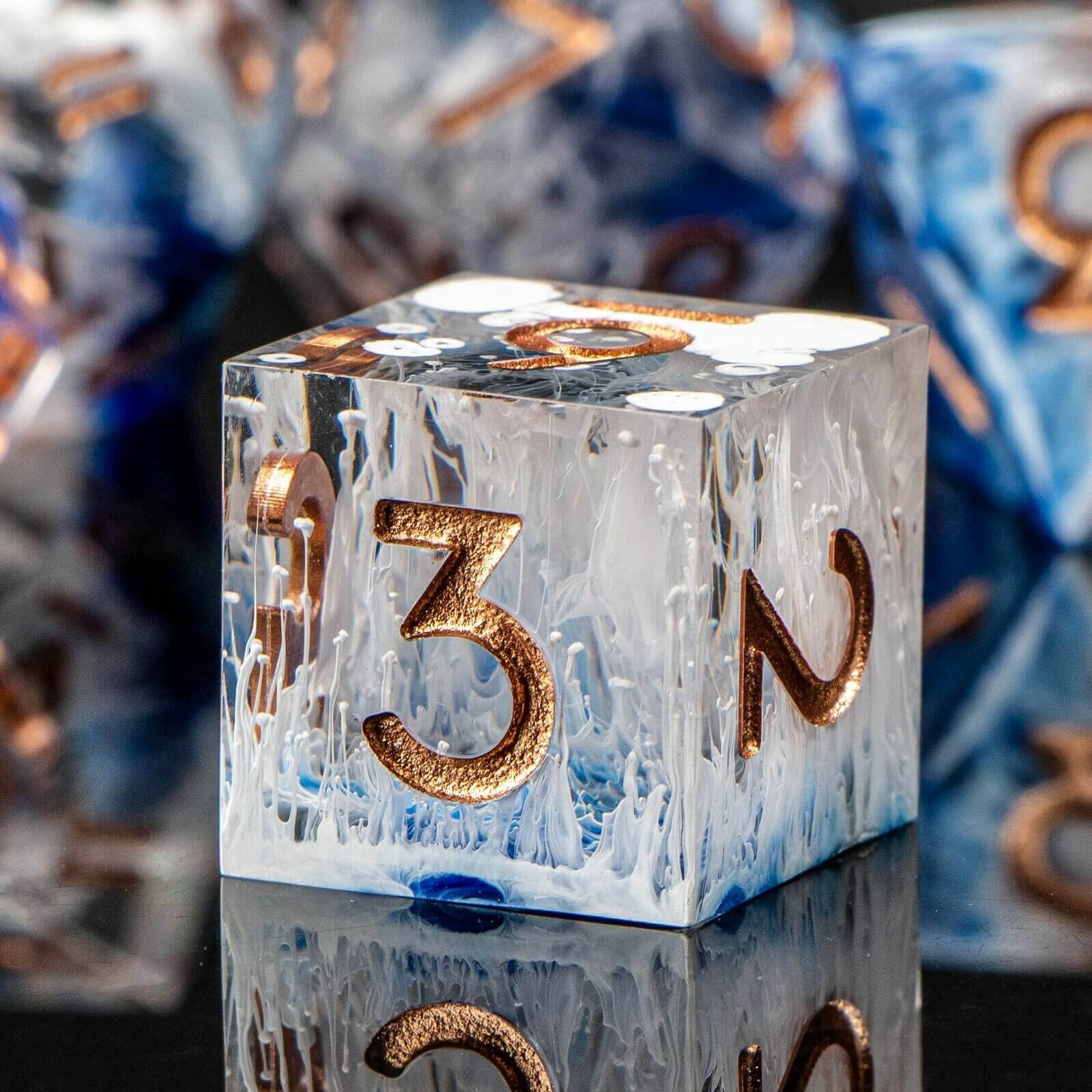 Прозрачные кубики DND из эпоксидной смолы с синими и белыми медными буквами, набор из 7 дайсов для Dungeons & Dragons и других настольных ролевых игр, ручная работа