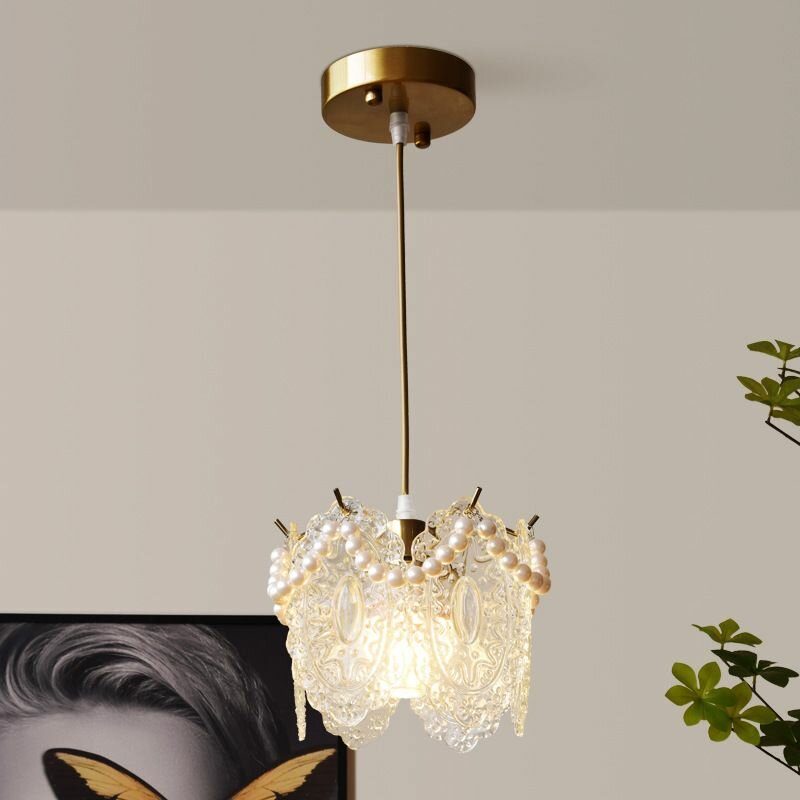 Легкие хрустальные люстры, проход, кровать, балкон, коридор, гардероб.