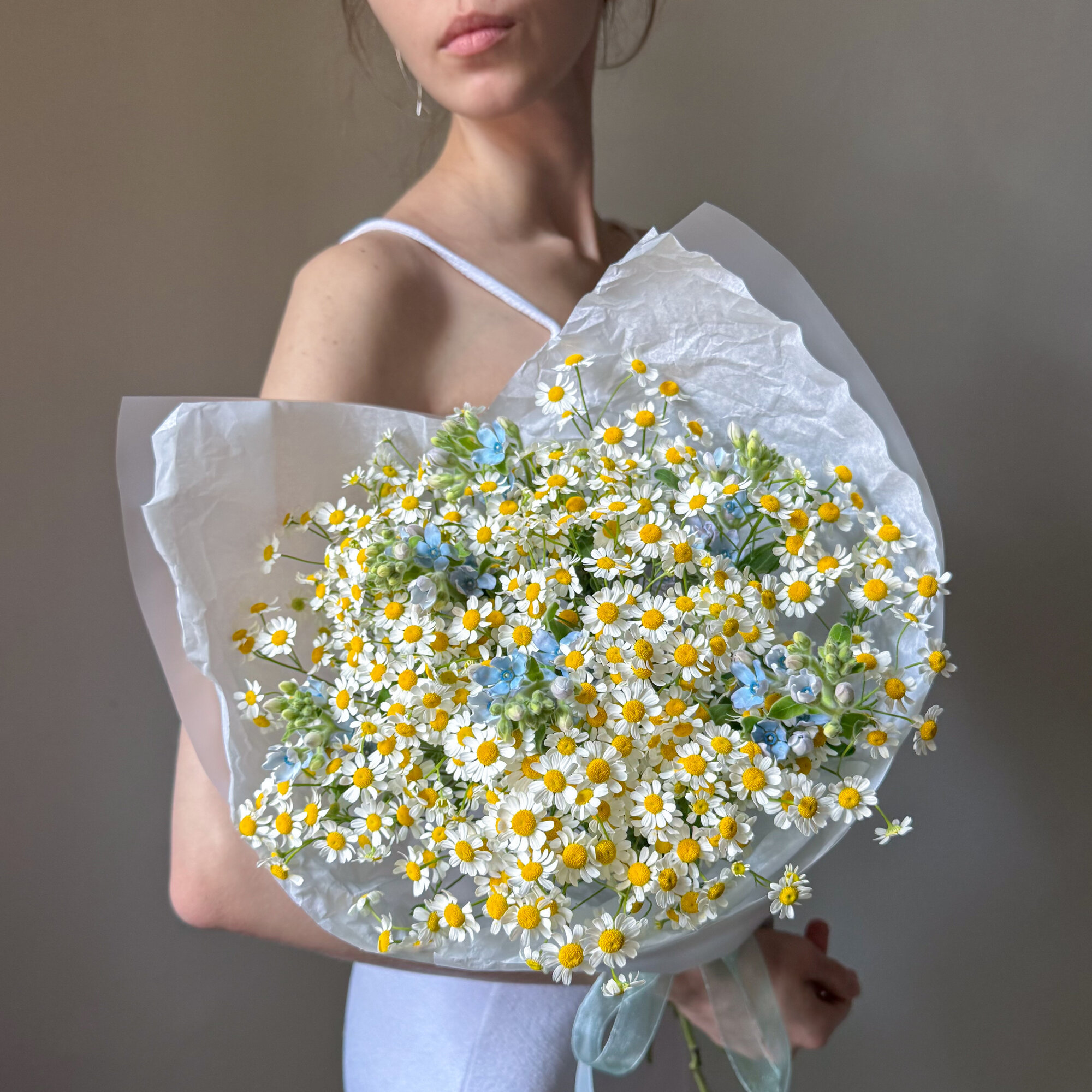 Нежный полевой букет с ромашками и незабудками в авторском оформлении. Размер S