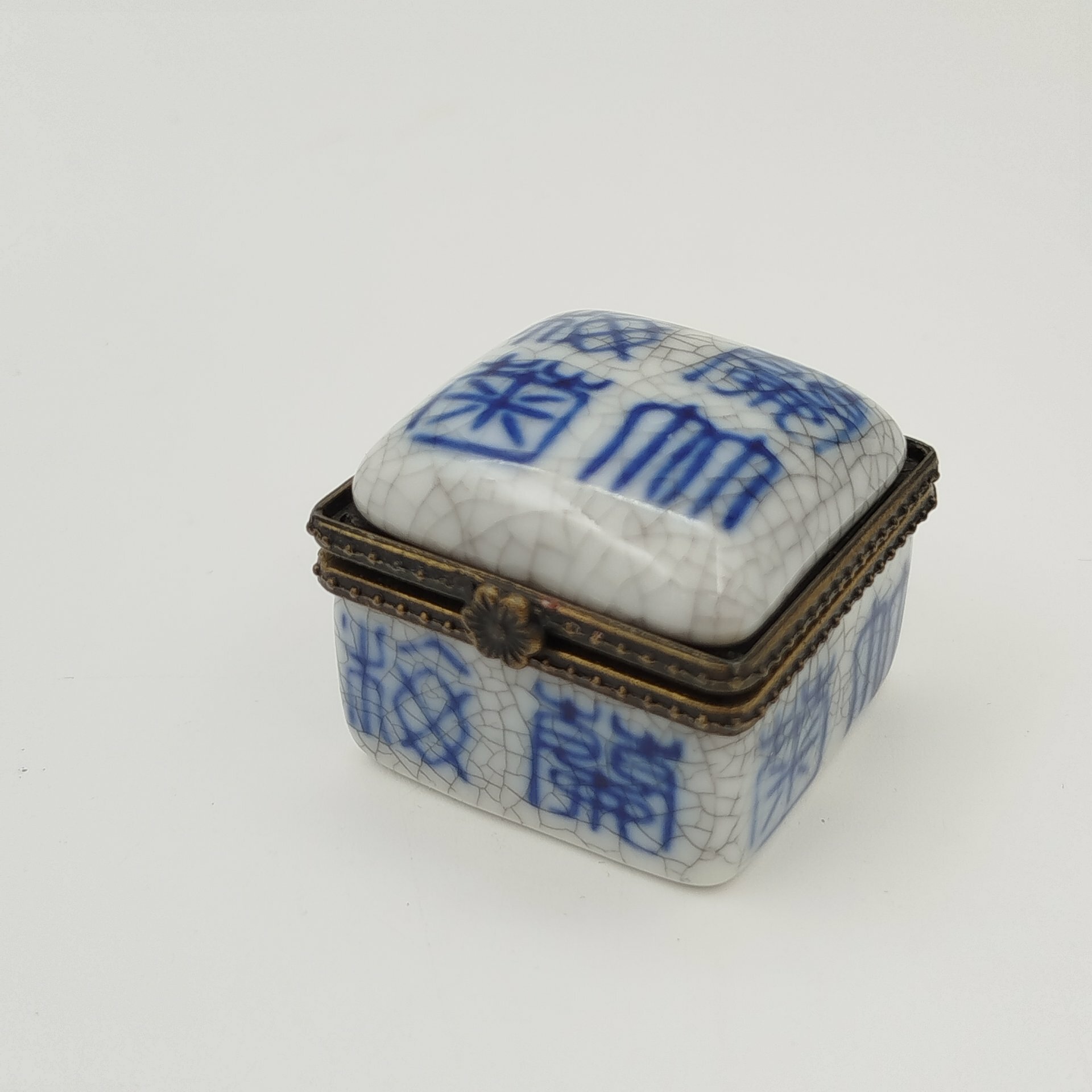 Шкатулка миниатюрная (таблетница) в традиционном китайском стиле