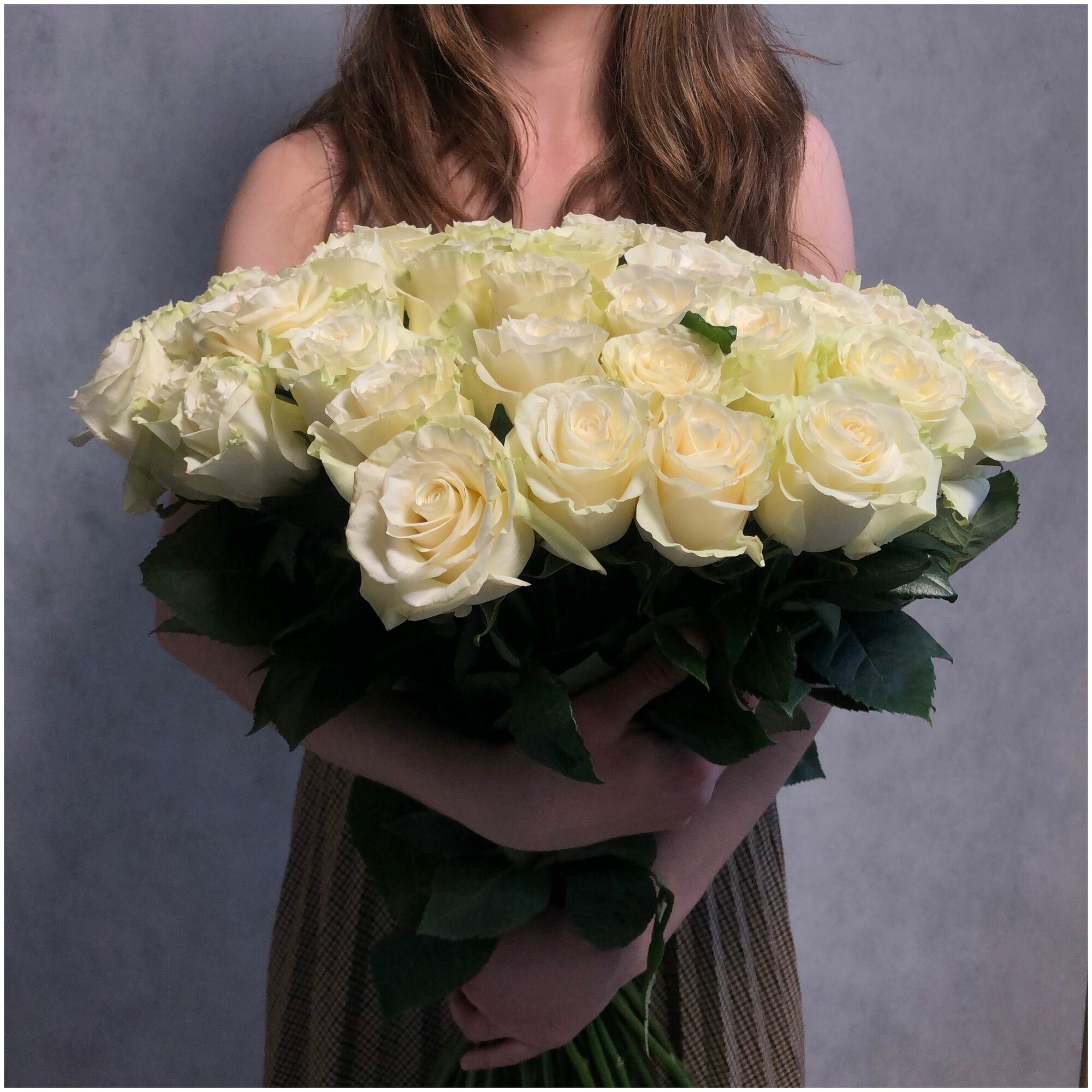 Букет из 25 белых роз сорта мондиаль 60см (эквадор) с атласной лентой.