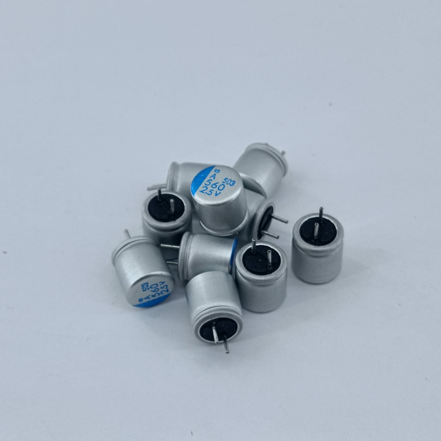10 штук 560 мкФ 2,5V d8h8 105C Конденсатор алюминиевый электролитический
