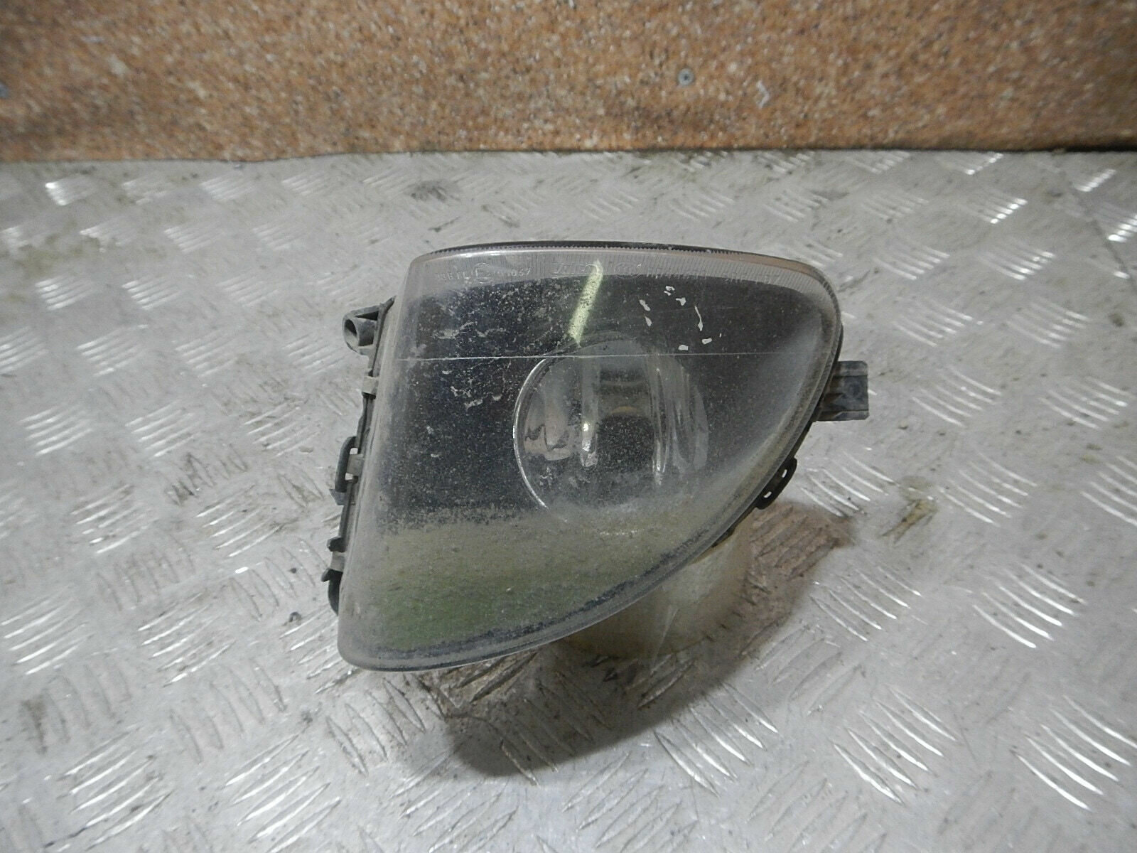 Б/У Фара противотуманная левая, BMW (БМВ)-5 (F10, F11) (09-) BMW 5 (F10, F11) (09-16) сломано два крепления, грязь внутр...