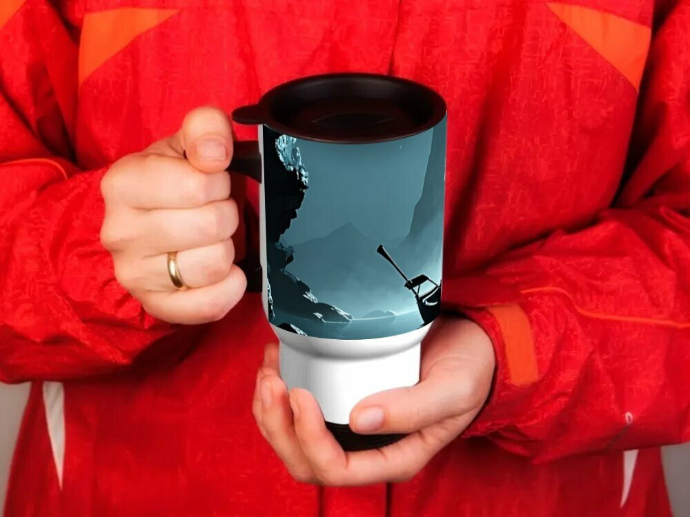 Тремокружка для авто с принтом "Мистический пейзаж с фигурой человека в темном плаще, сидящим в лодке на спокойной воде. Вокруг высокие скалистые берега, окутанные туманом." 0.5 л.