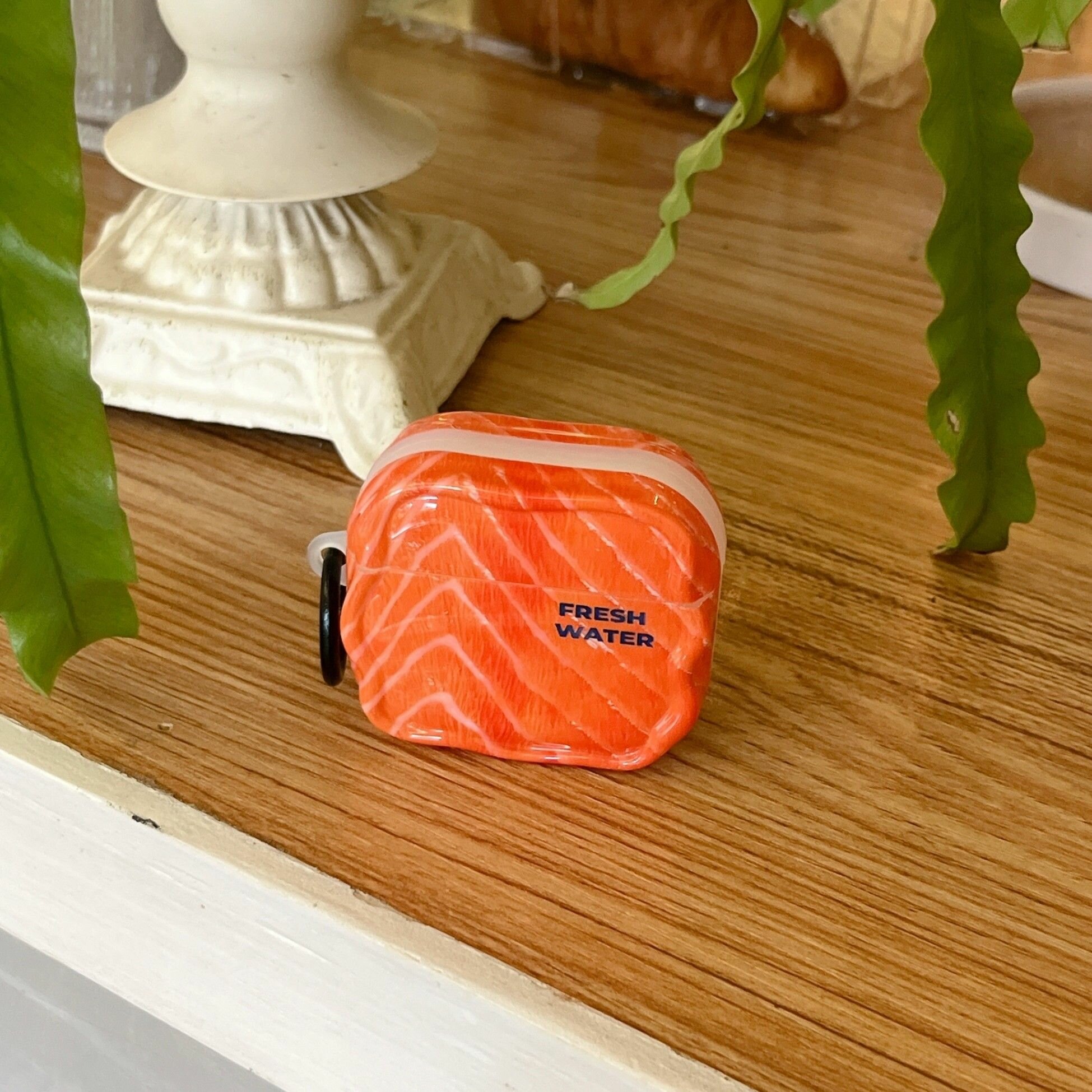 Креативный чехол с подвеской в виде милого лосося для AirPods 4 стильный аксессуар и надёжная защита.