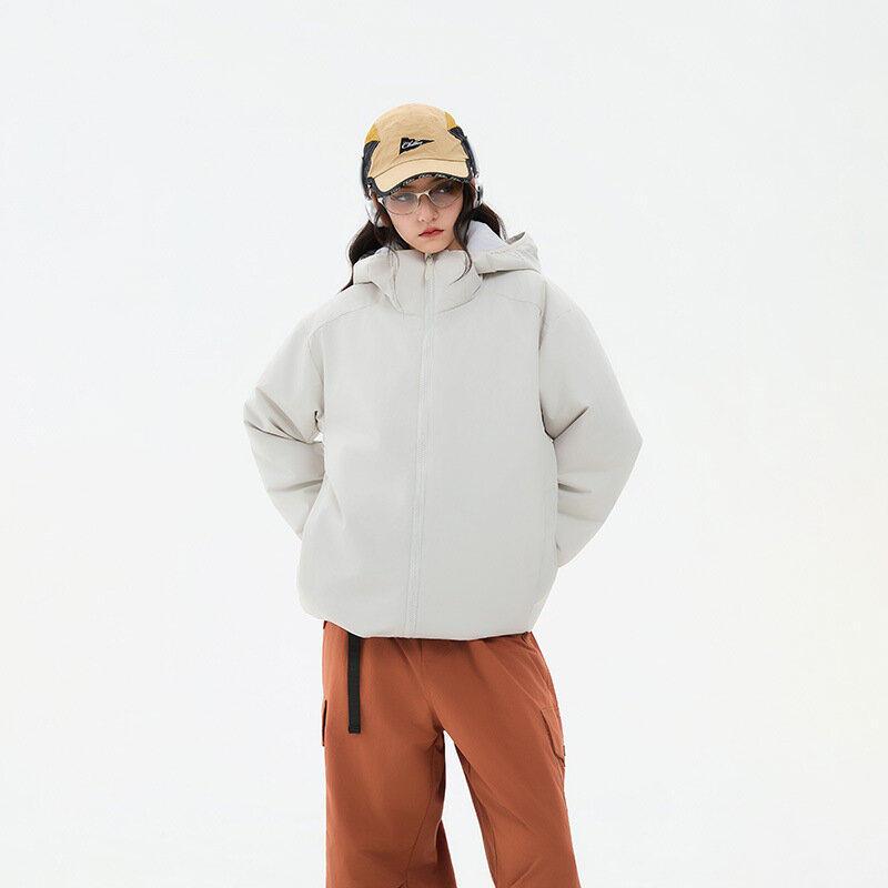 Легкая пуховая куртка на открытом воздухе