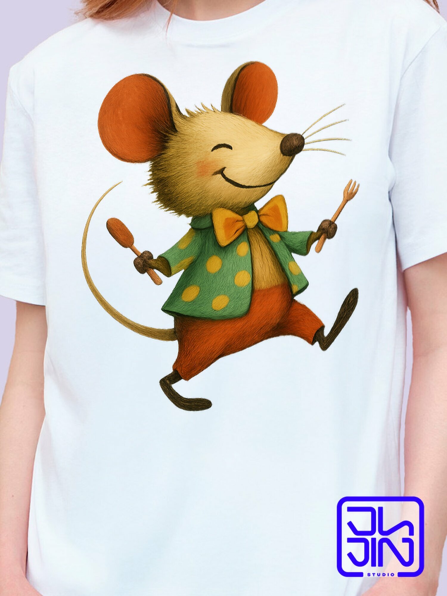 Футболка классическая женская с авторским принтом Веселая бежевая мышь с выразительной вилкой и молочной ложкой в лапках, белый хлопковый трикотаж с прикольным рисунком на груди