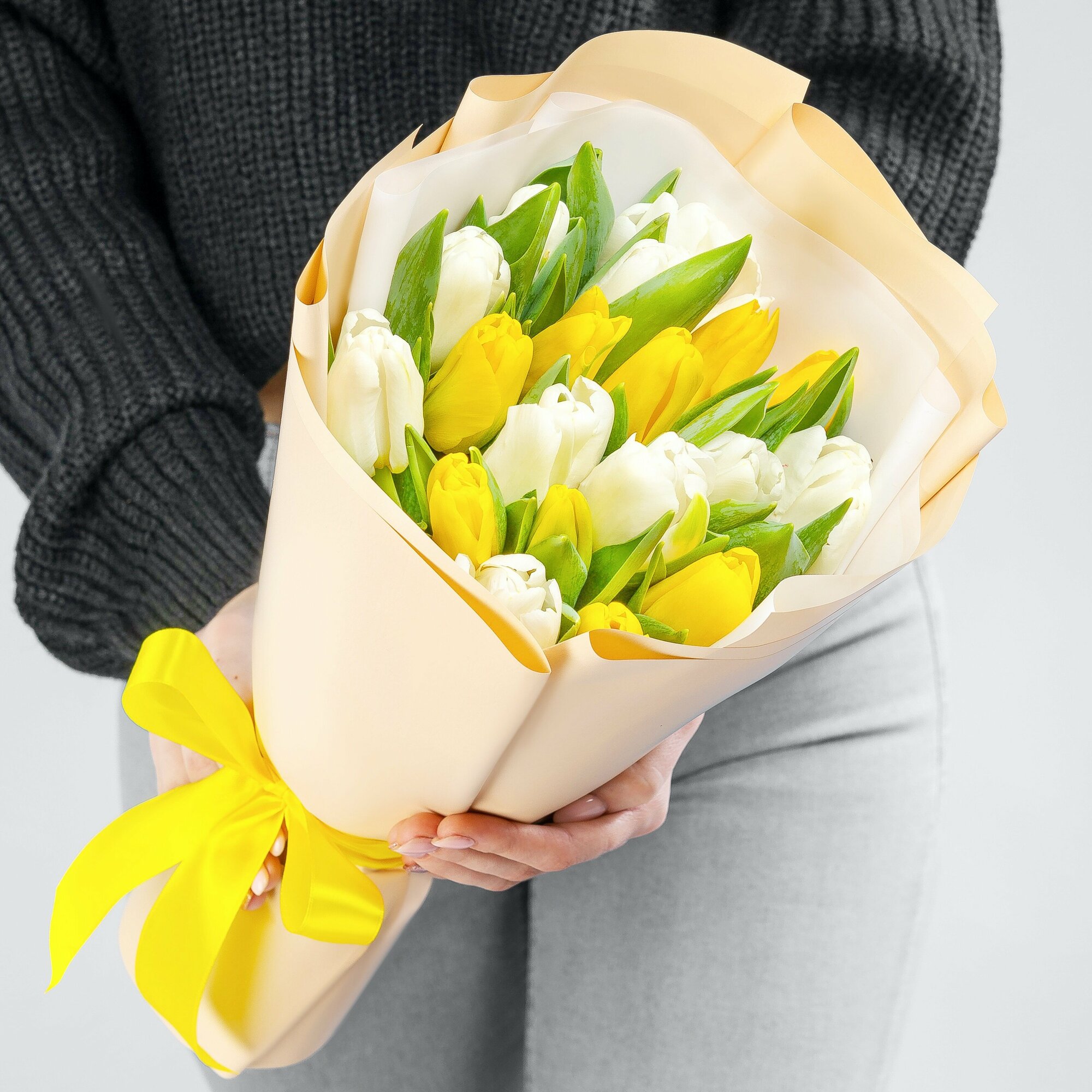 Букет Мегацвет24 "Белые и желтые Тюльпаны", 19 шт, дизайнерская упаковка