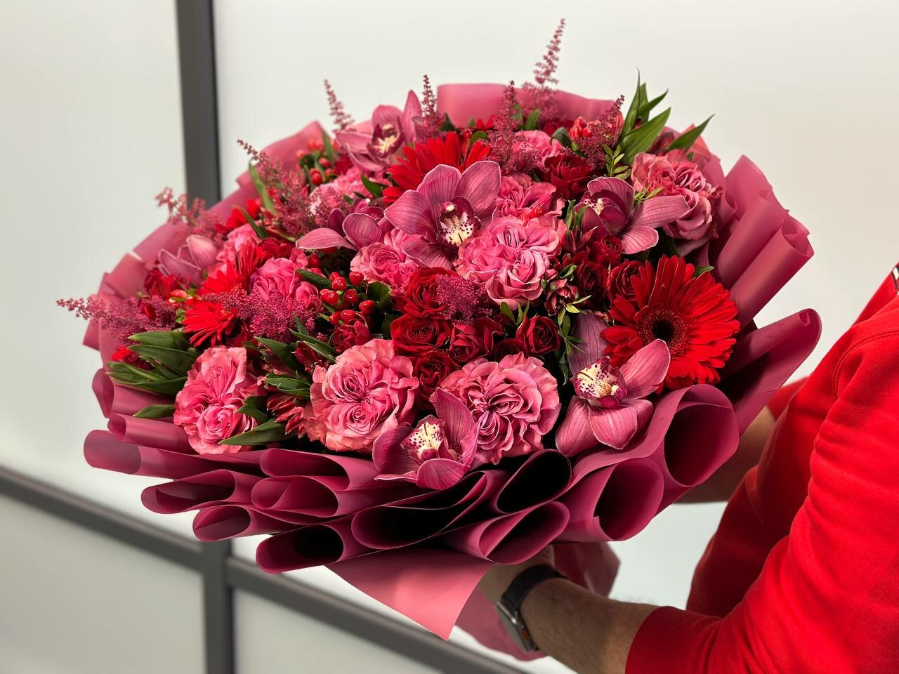 Букет wowflo "Романтическая нежность", альстромерии, розы, гиперикума, 63 цветка, 50 см