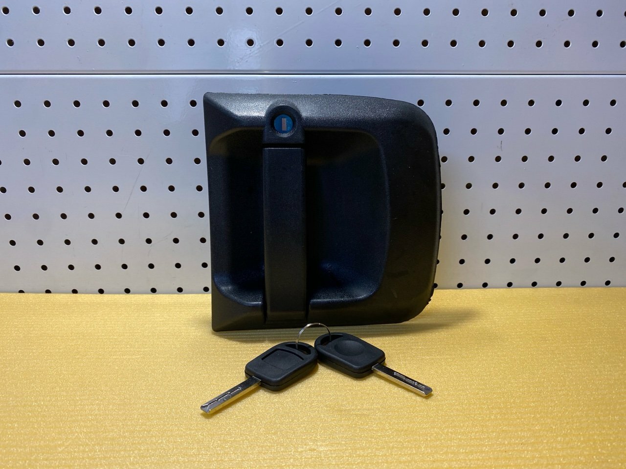 Ручка двери правая MAN TGA TGL TGM TGS TGX (МАН ТГА ТГЛ ТГМ ТГС ТГХ) наружная с личинкой и 2 ключами