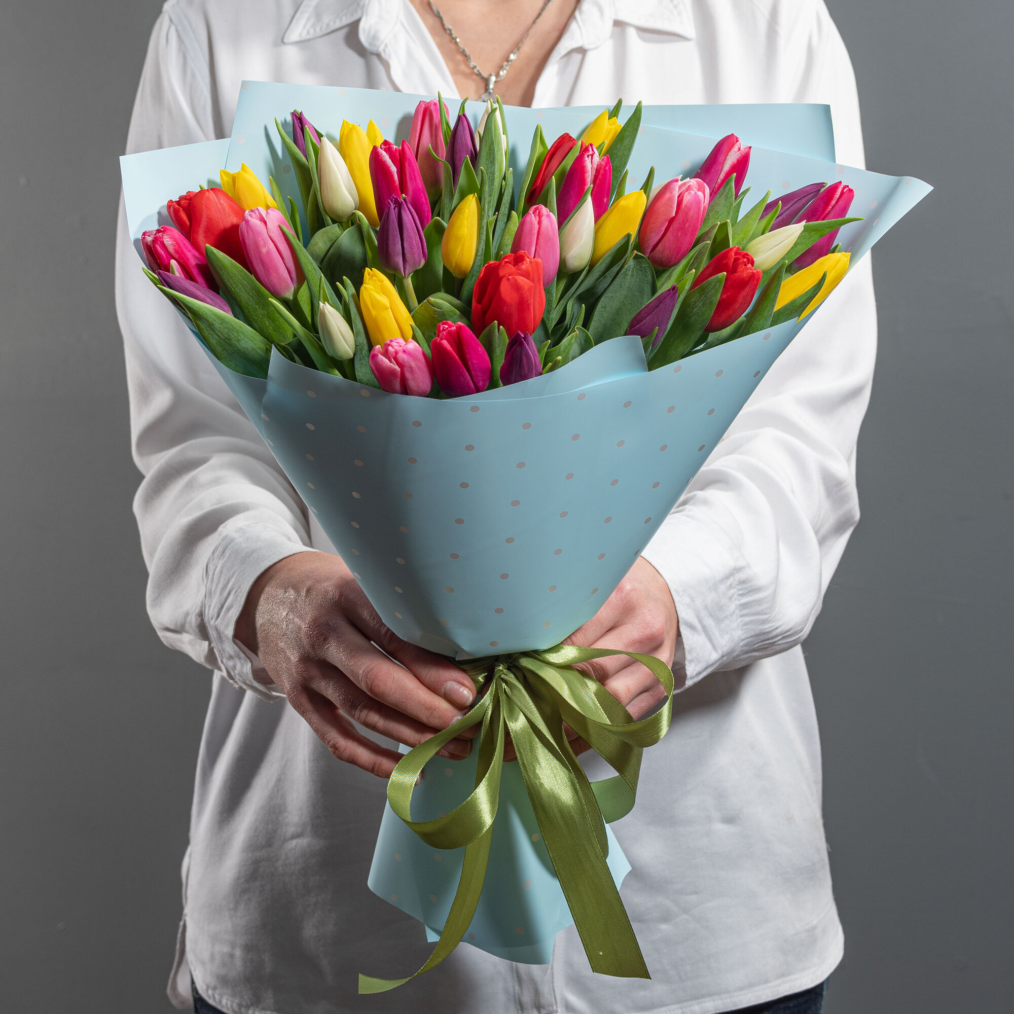 Цветы живые букет Flor-Pro Flowers из 35 тюльпанов микс в дизайнерской упаковке