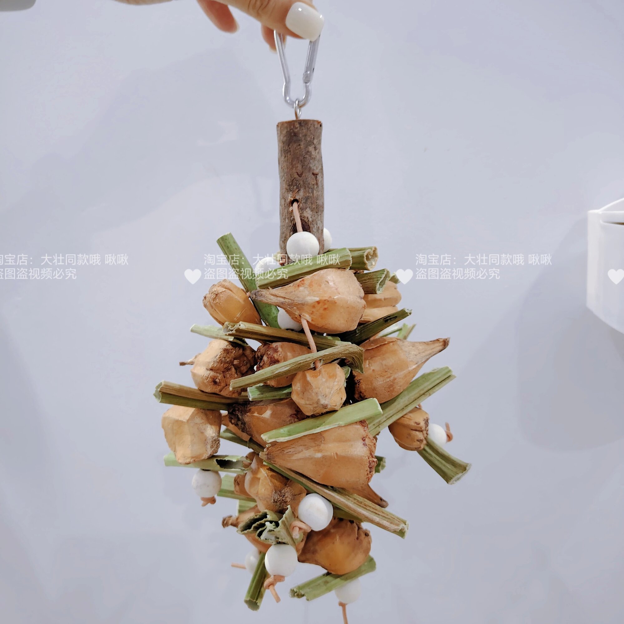 Естественный фруктовый деревянный игрушечный кусок для птиц, подвесной аксессуар для клетки с цветными бусинами, 13x28см