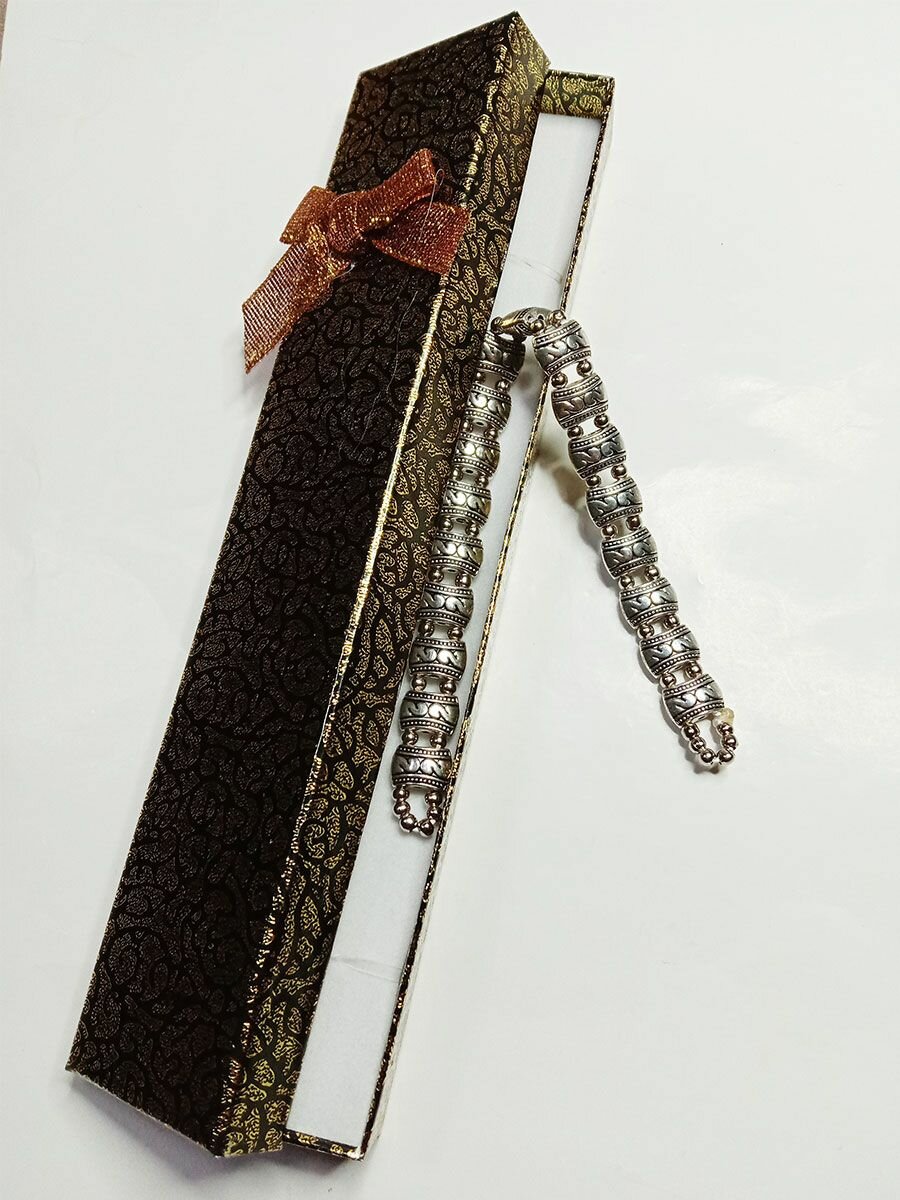 Перекидные четки металлические серебристого цвета, общая длина 20,5 см. Толщина 05 см. Ширина 1,1 см. Четки сделаны вручную в подарочной коробочке,