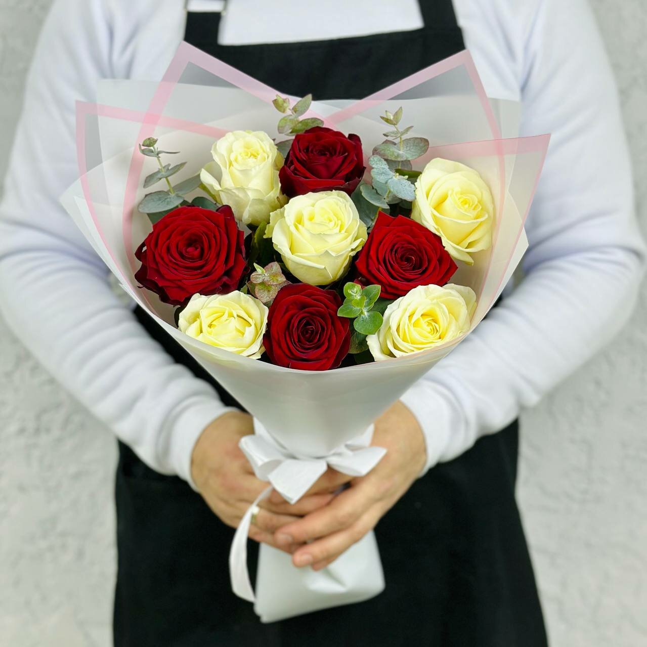 Монобукет Rybe-Flowers, роза, красная и белая, S, 9 цветов, 40см, с зеленью