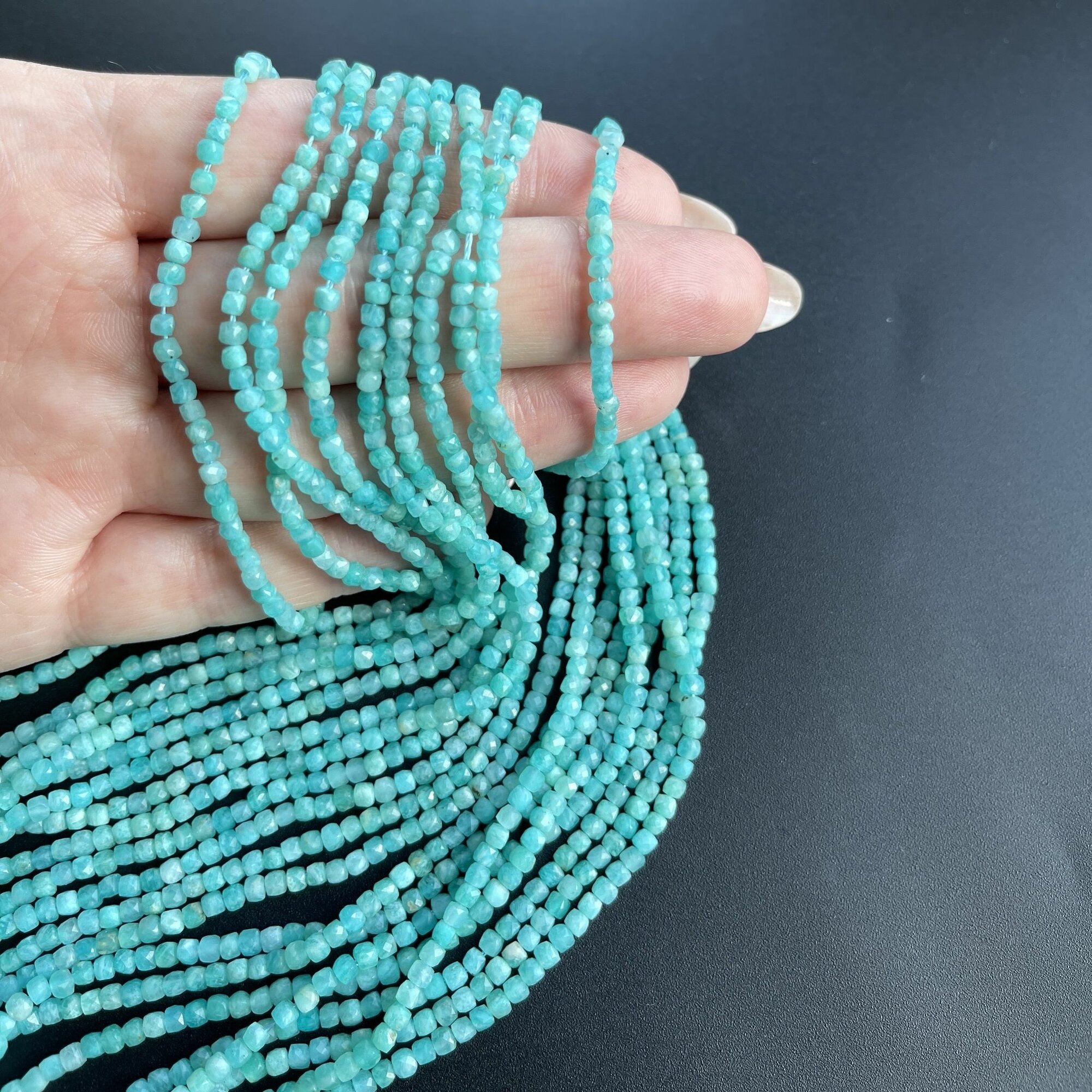 Бусины амазонит А кубик граненый 2,5 мм (нить 39 см)