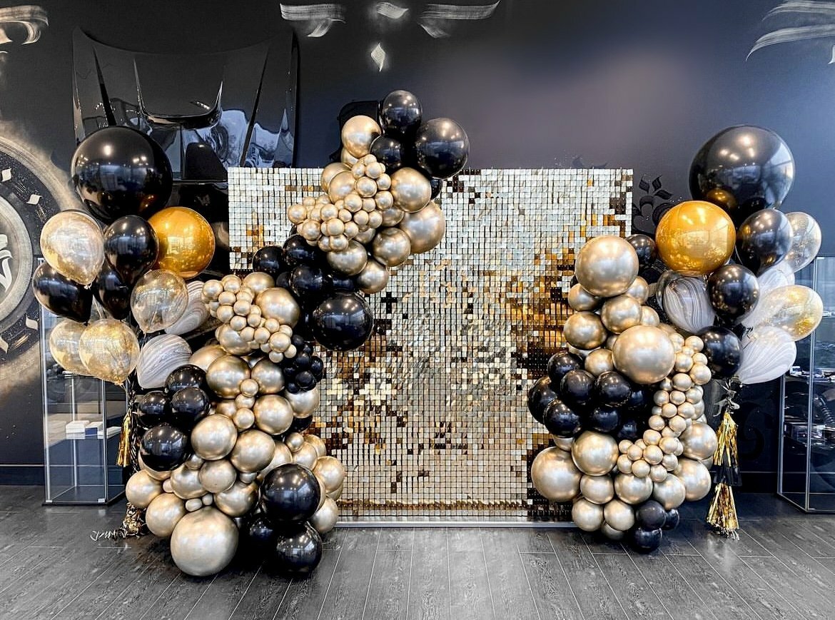 Wow-фотозона из черных и золотых воздушных шаров