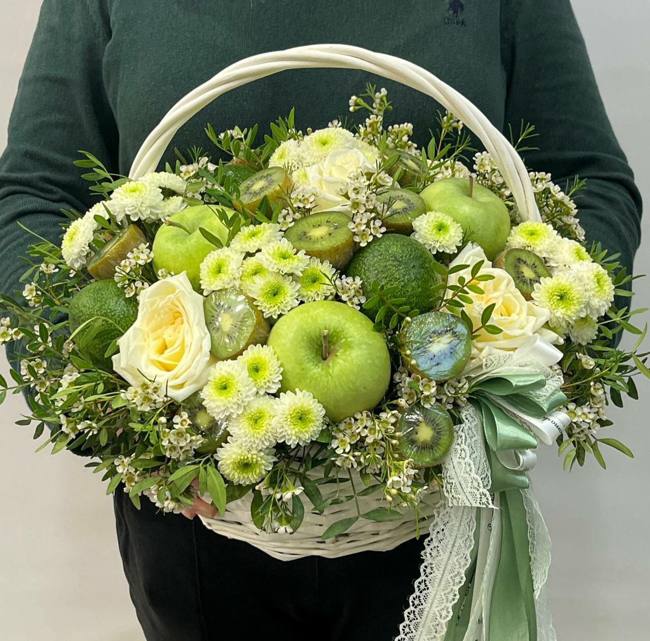 Корзина из фруктов «Вкусные витамины» - M (до 35 см)