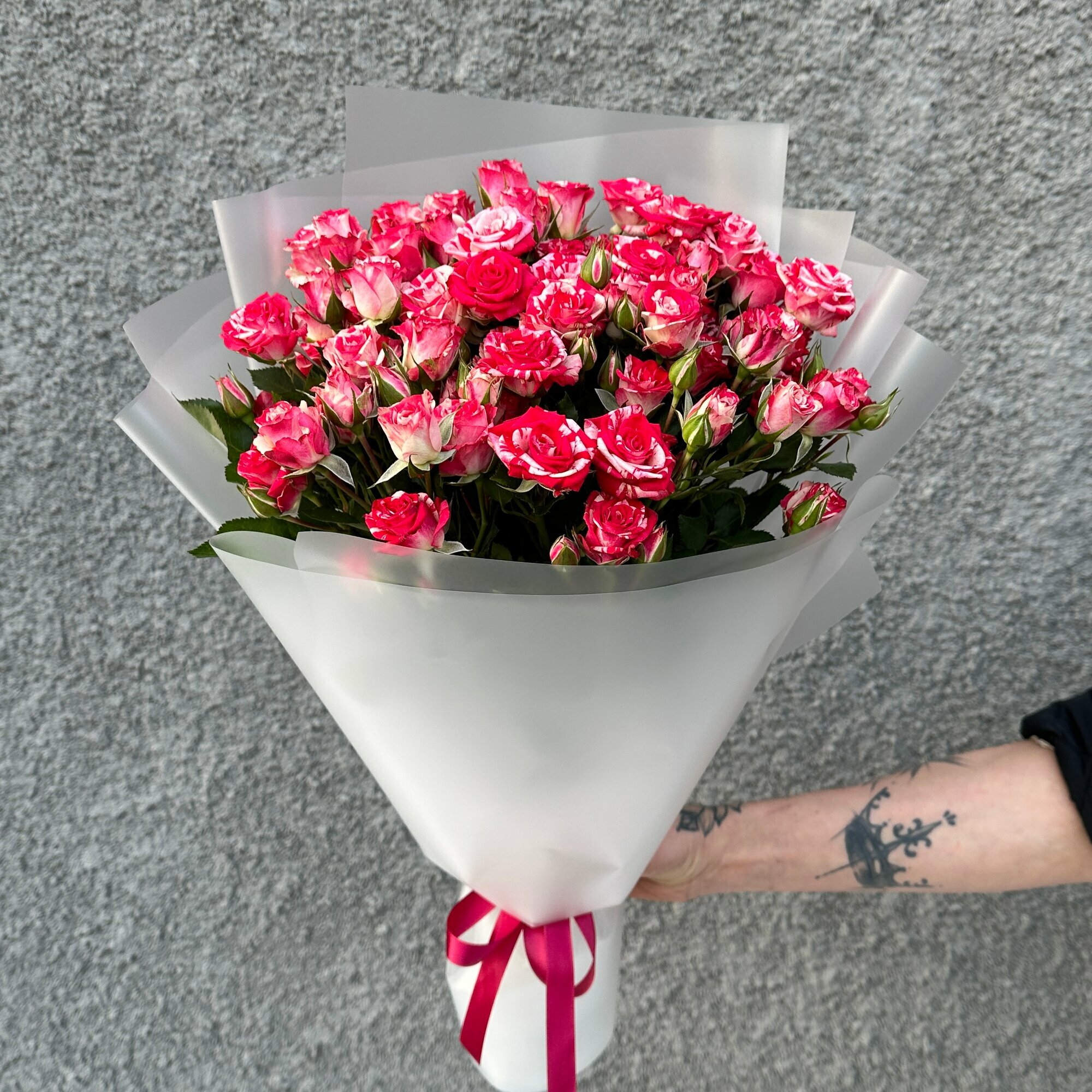 Букет живых цветов из 11 кустовых роз / Арт. 651213 / Радуга Букет