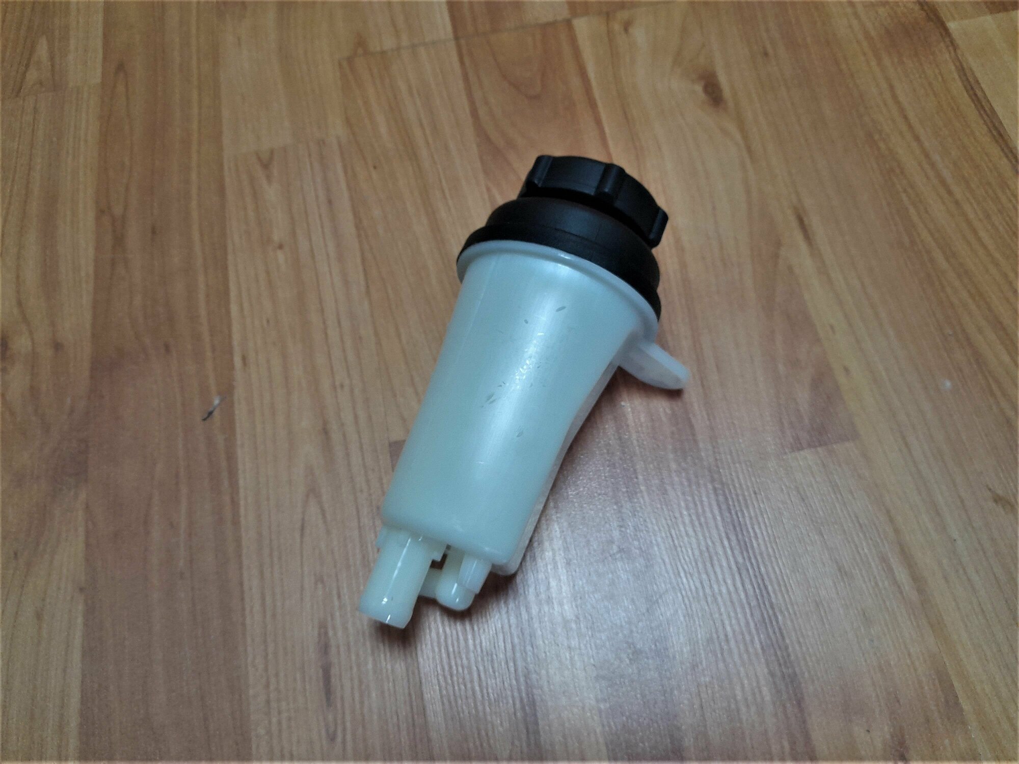 Бачок гидроусилителя рулевого управления ГУР с сеткой-фильтром и крышкой на Форд Фокус 3 (2011 г. в.-н. в.)