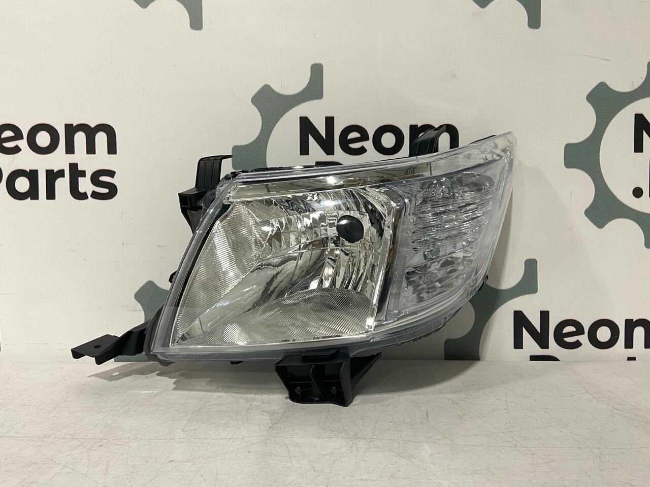 Фара левая Toyota Hilux 12-15