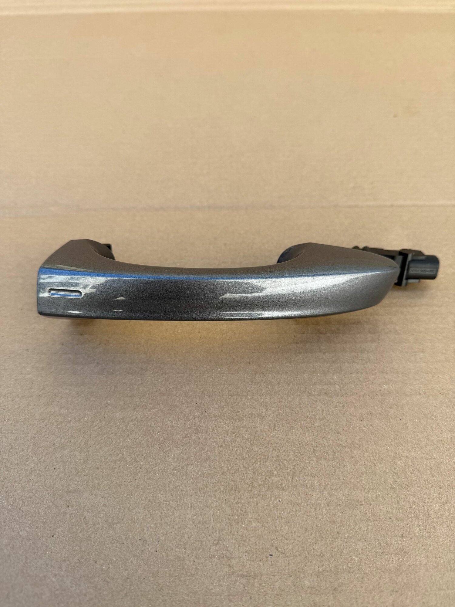 5G0837205R Ручка двери Kessy VAG левая мокрый асфальт (темно-серая) оригинал новая с бесключевым доступом