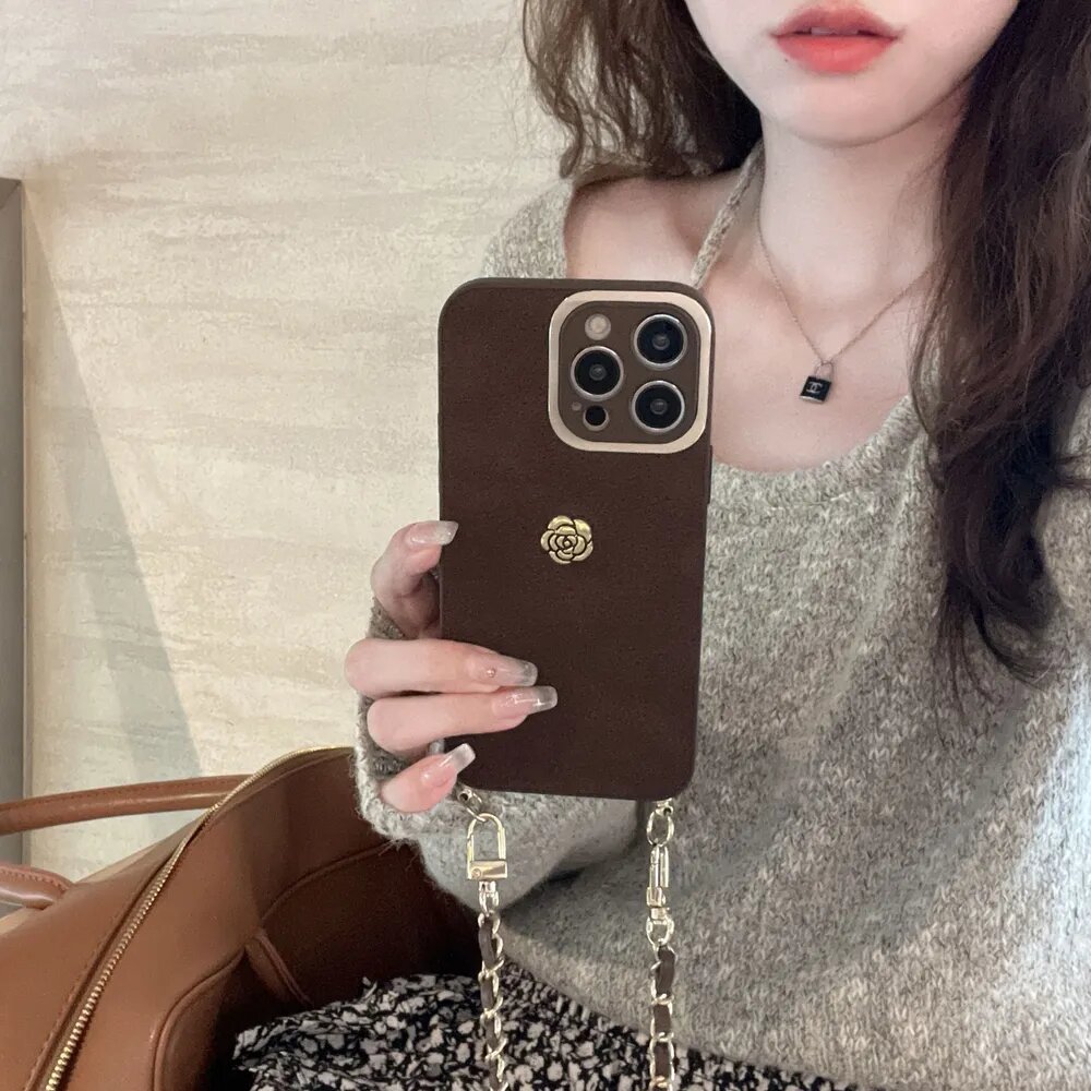 Чехол для смартфона Milad в стиле Chanel с подвеской и рисунком камелии, для iPhone 15 — фото 1