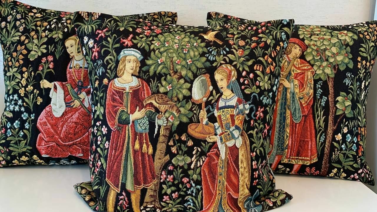 Гобелен, комплект декоративных наволочек из 3-х штук 45х45 см / "Портрет средневековый. Музыкант"