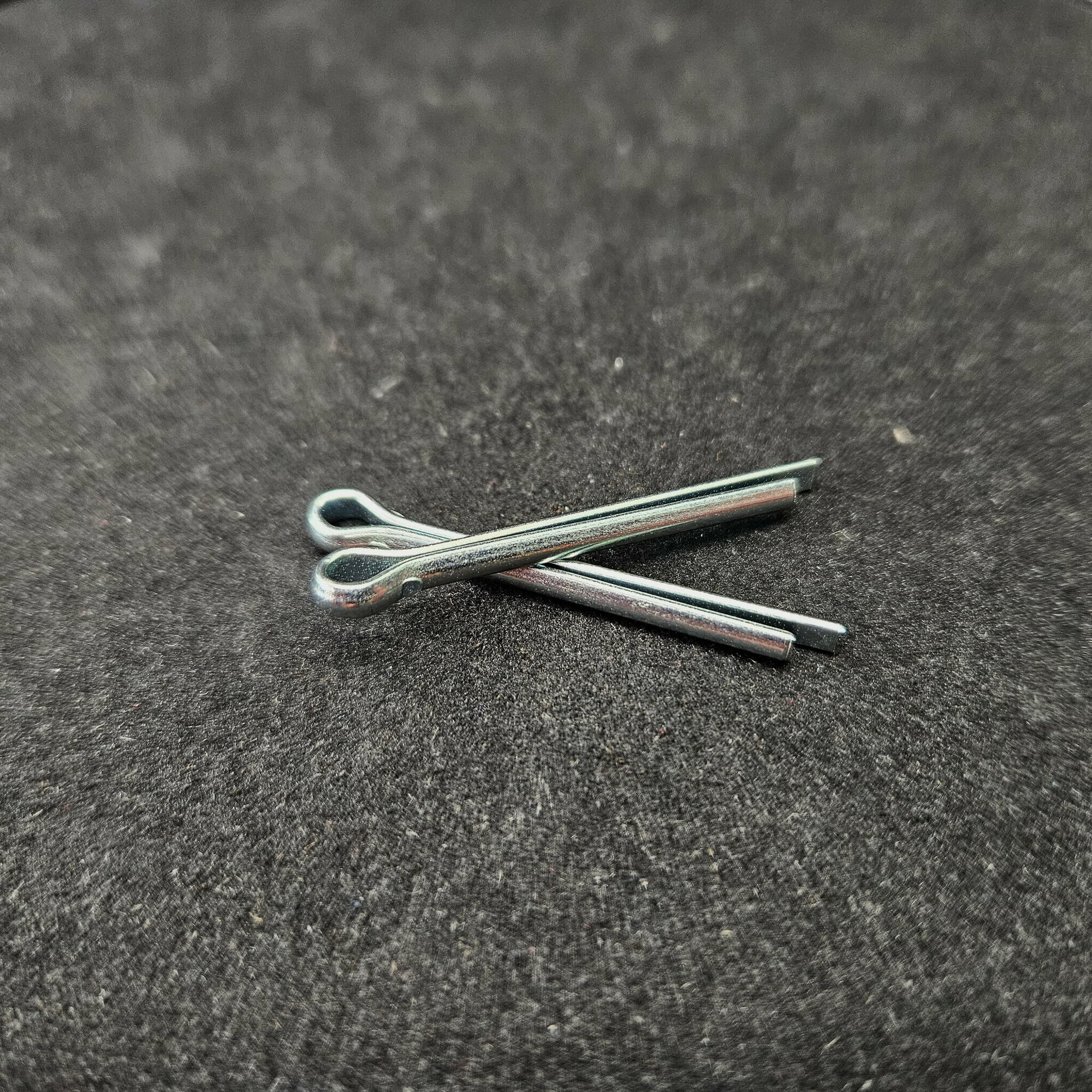 Комплект шплинтов для крепления тормозных колодок Shimano Y8DB06200 (2 штуки), диаметр 2,7мм, общая длина 37,2мм, диаметр ушка 5,5мм, стальной сплав